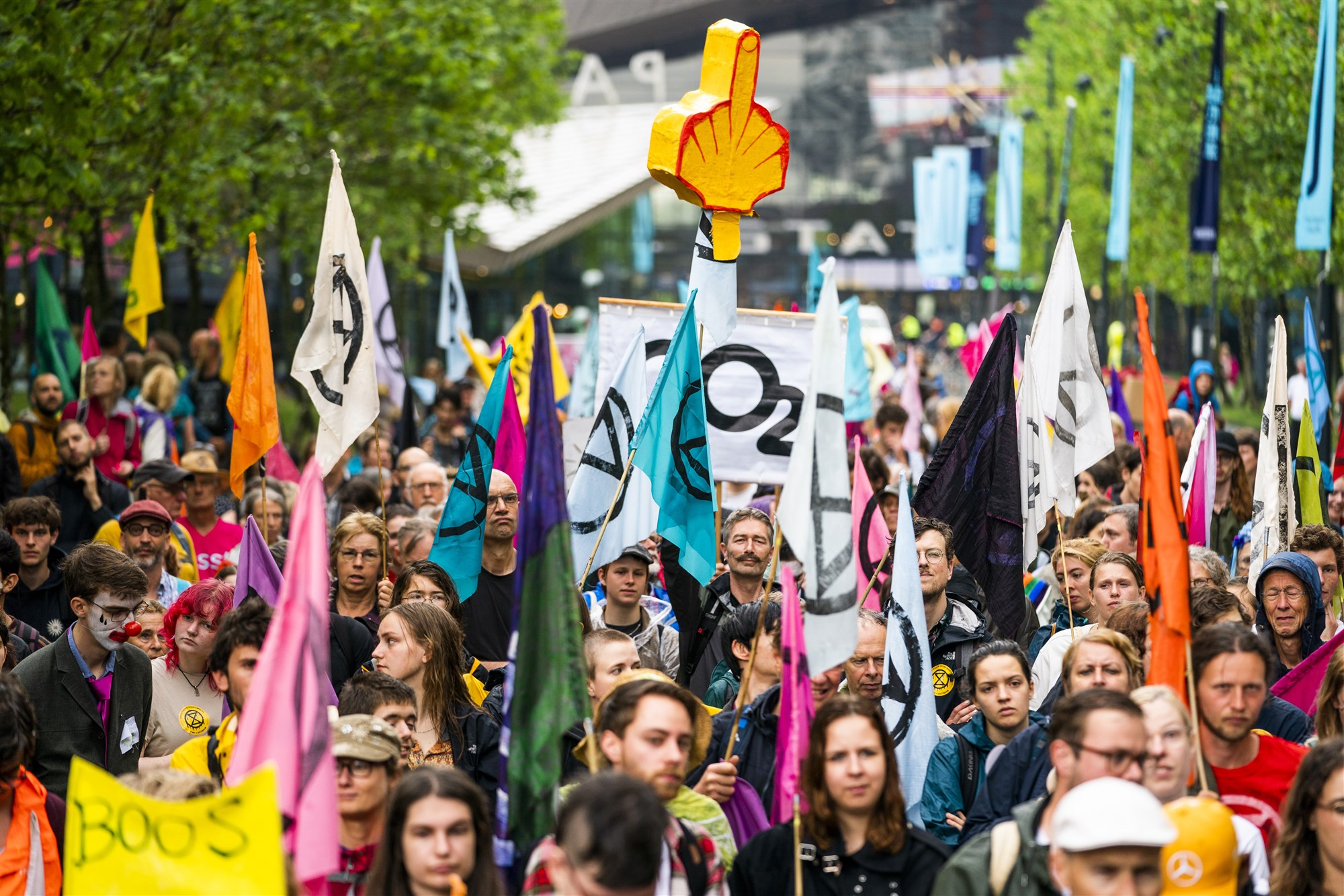 Daarom was er vandaag een kleurrijk protest in de stad