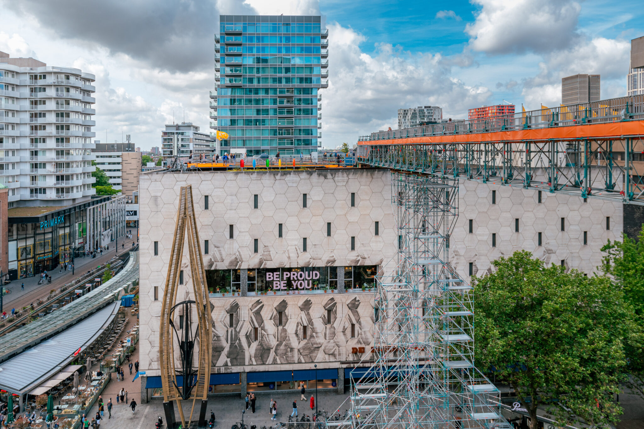 Weet je nog? Een jaar geleden liep je via een oranje luchtbrug boven de ...