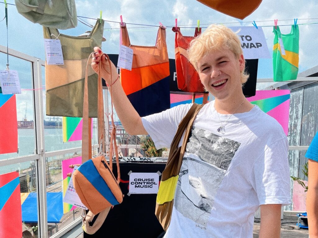 Tijdens 'Susan Ruil' wissel je jouw tas met die van andere Rotterdammers