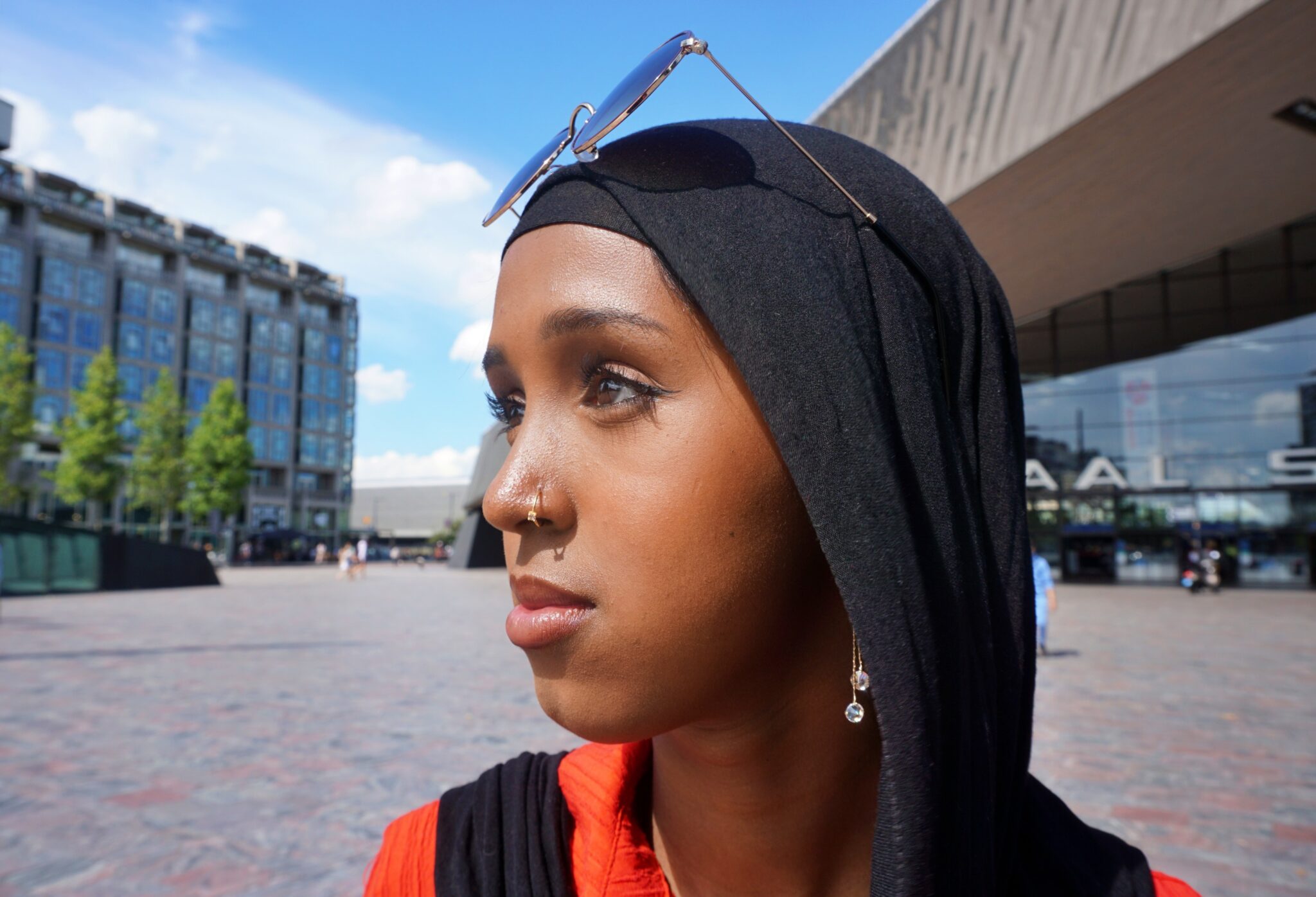 De stijl van Sumaya (21) en Hassan (16): 'Hij wil door mij ook een neuspiercing'