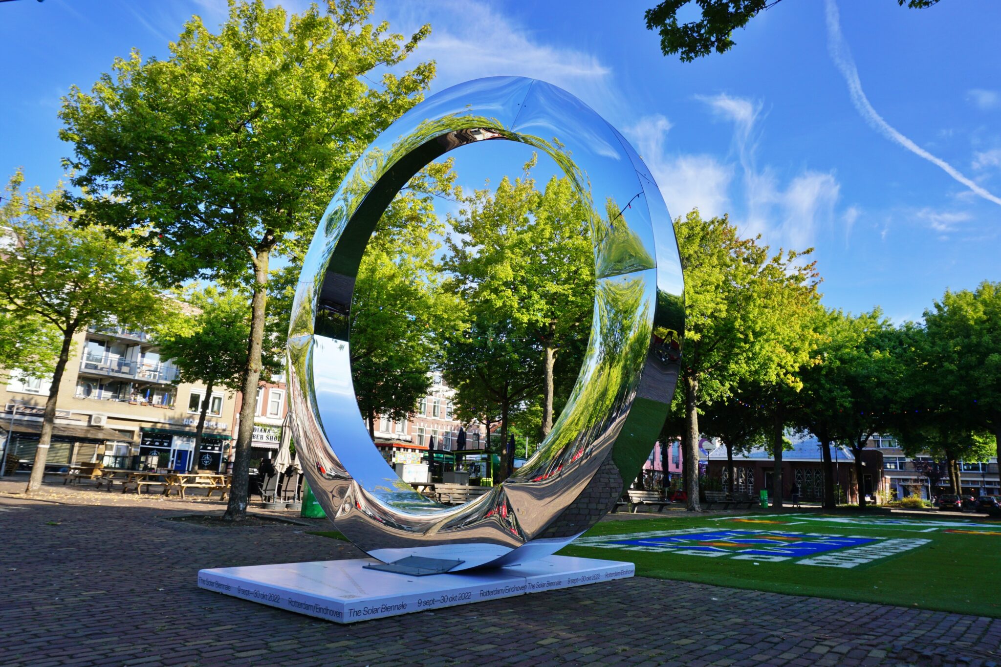 Aha! Dit doet die grote spiegelende cirkel op het Noordplein