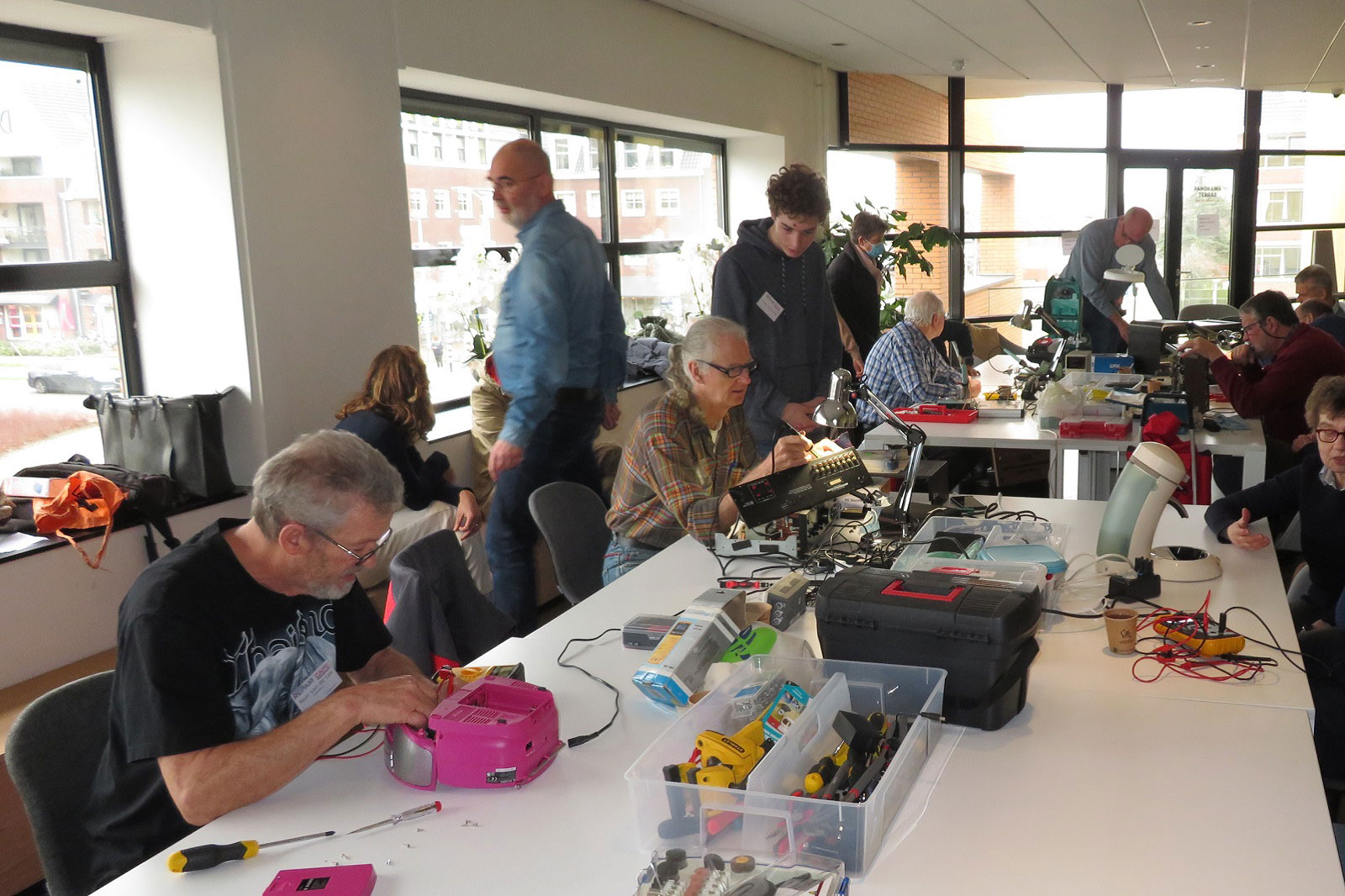 Handig! Hier in de buurt van Rotterdam laat je jouw spullen repareren ...