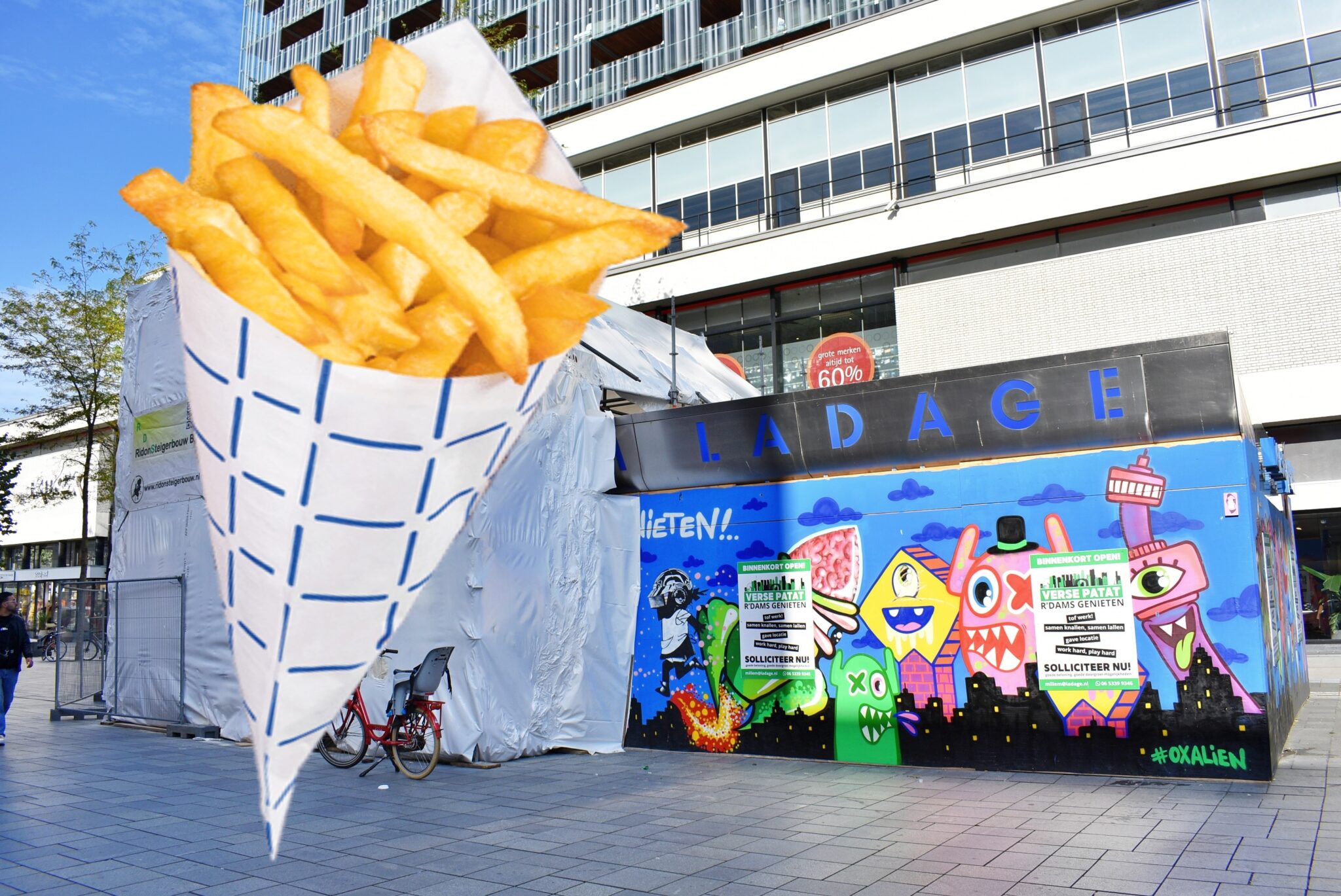 Tadaa! Dit zit er volgens ons onder het witte zeil bij de Bram Ladage
