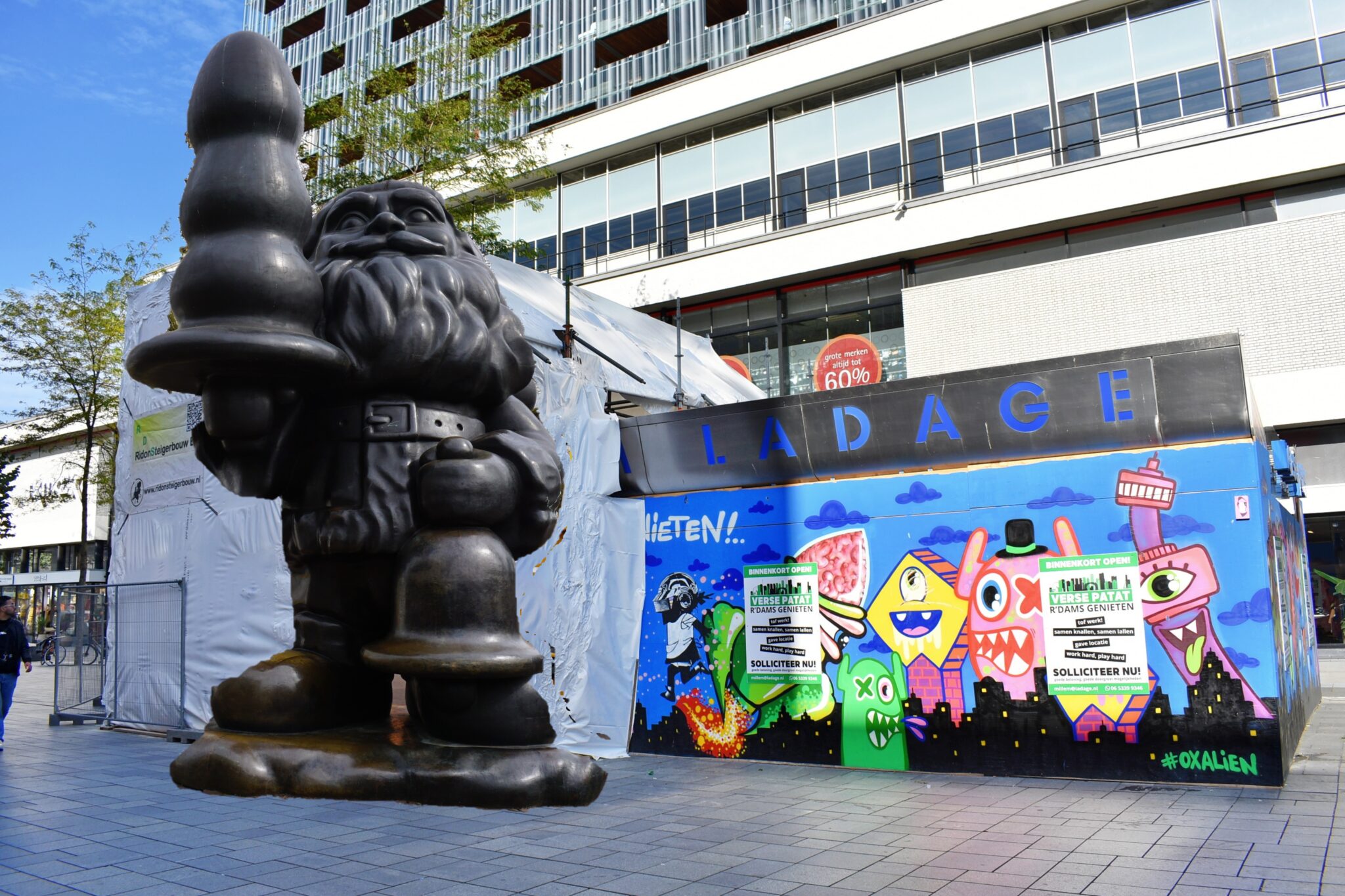 Tadaa! Dit zit er volgens ons onder het witte zeil bij de Bram Ladage