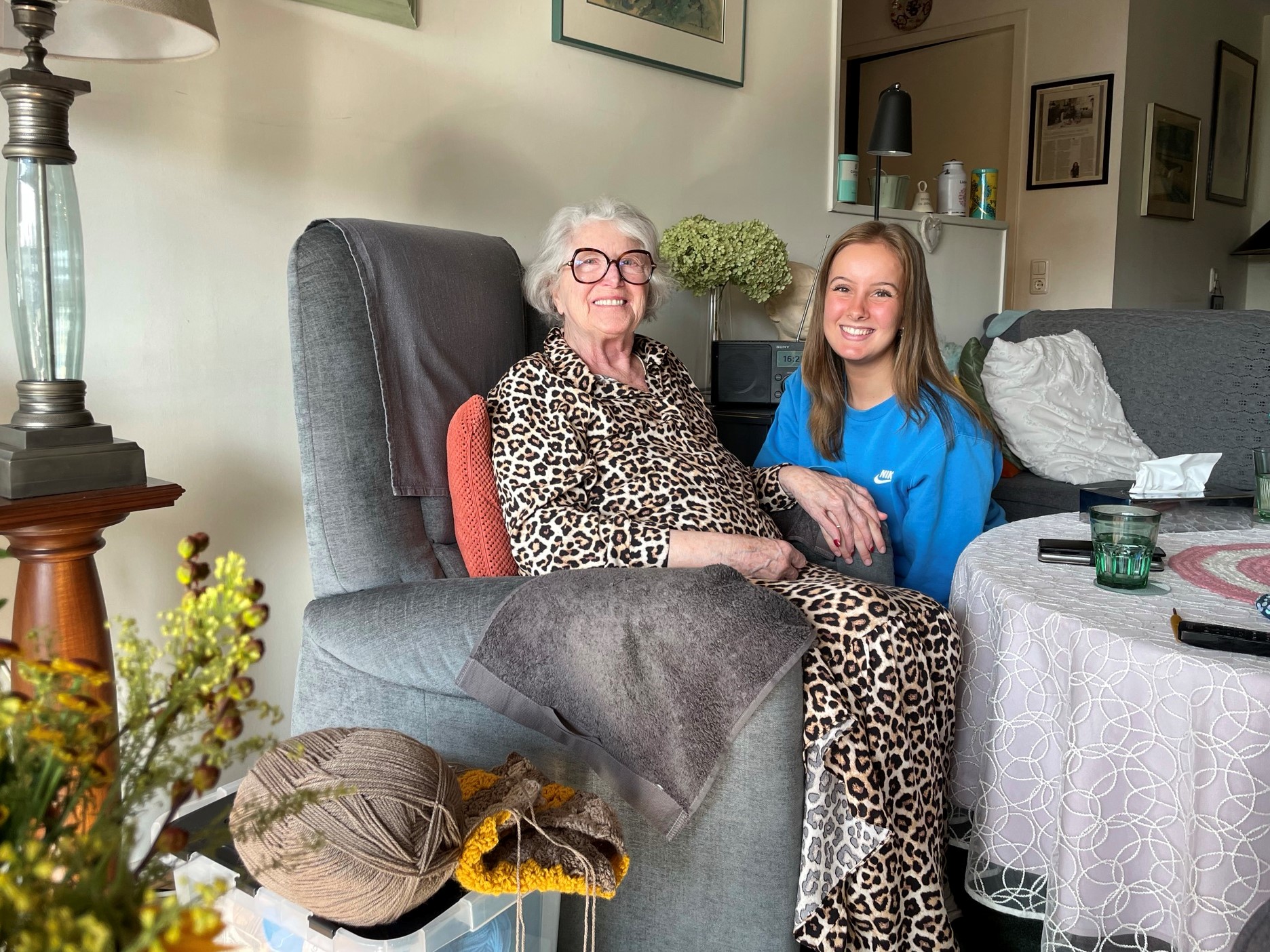 Mevrouw Coevorden-Roodveldt (85) is blij met gezelschapsmaatje Eva (20 ...