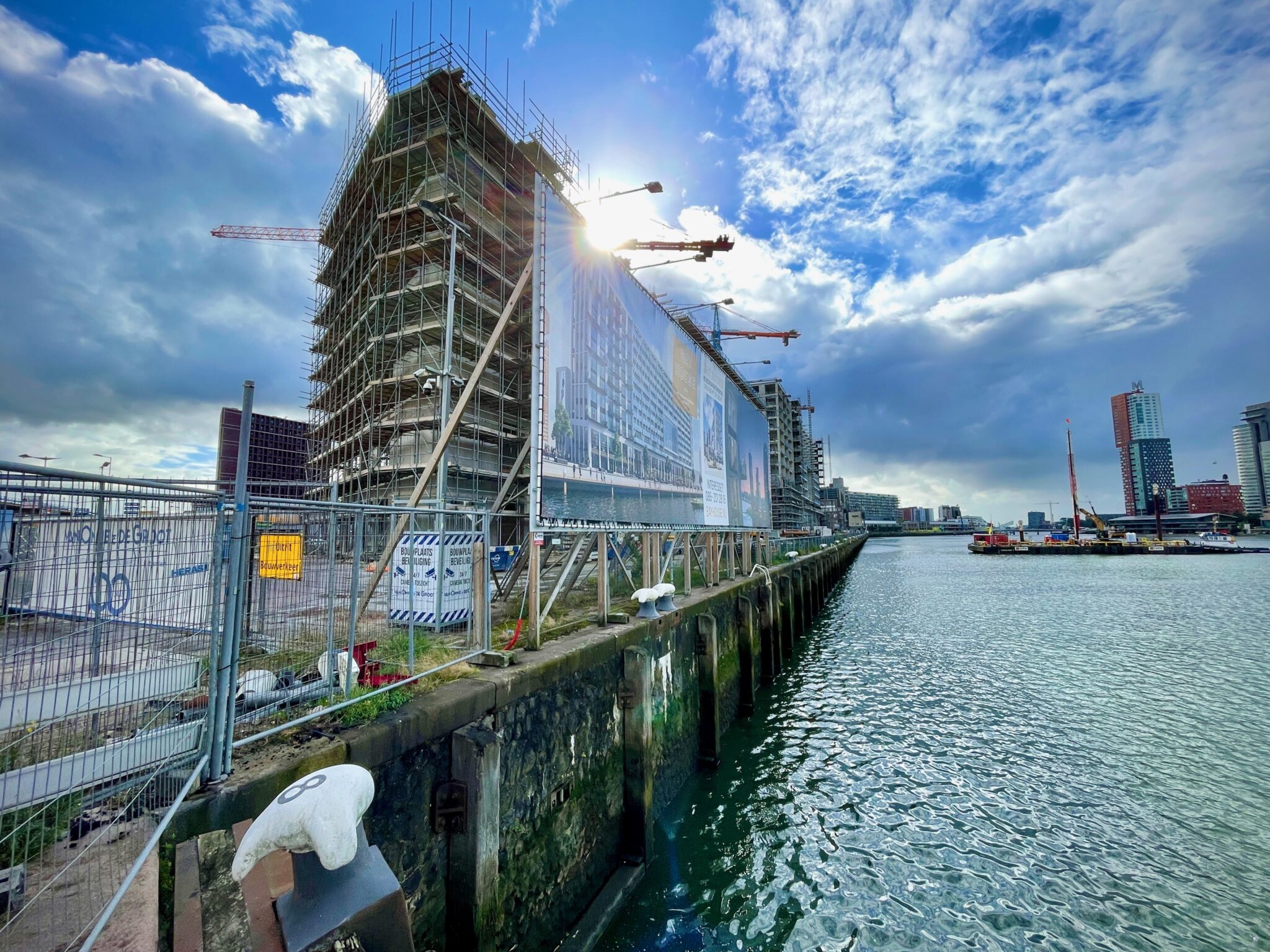 Dit pand komt aan de Rijnhaven (en er zijn nog woningen te koop ...