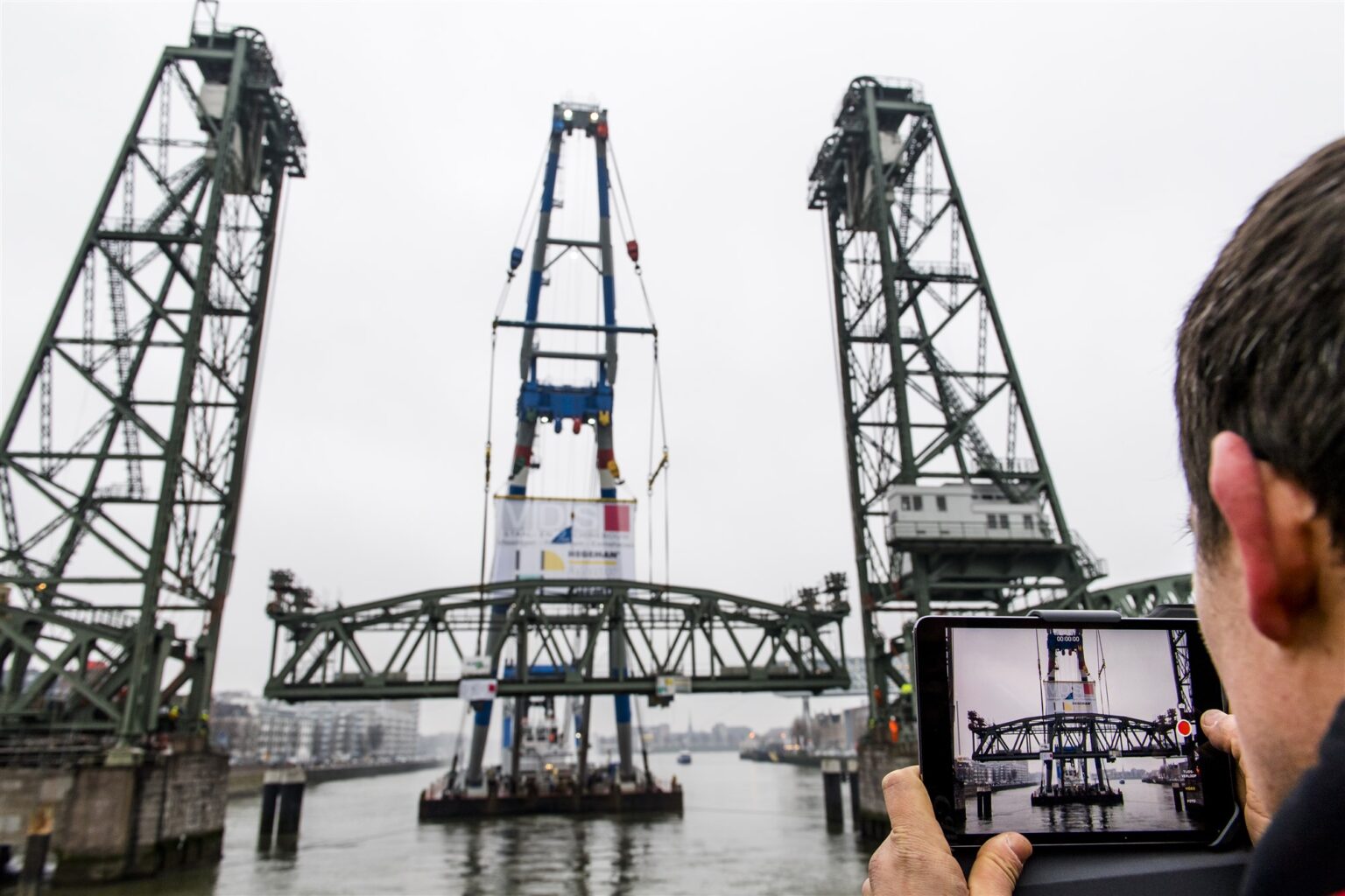 De Hef is jarig! 12 plaatjes van de stoerste brug van Rotterdam