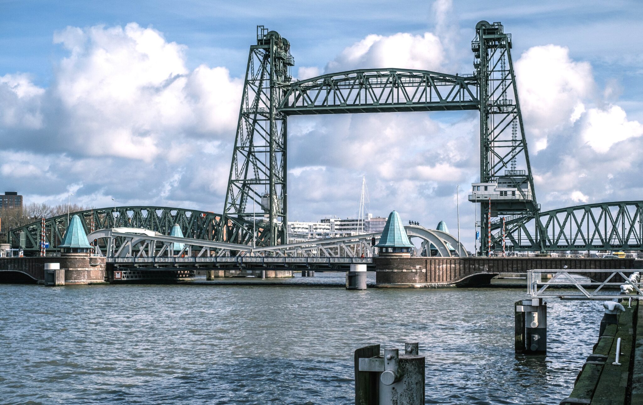 De Hef is jarig! 12 plaatjes van de stoerste brug van Rotterdam