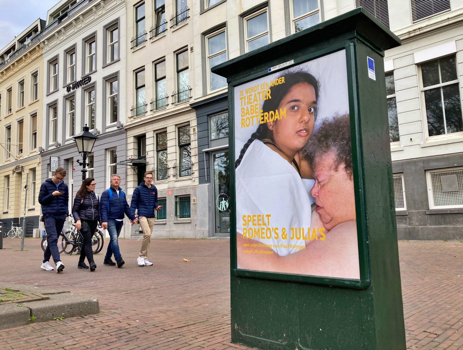 Aha! Daarom hangen al die naakte knuffelende mensen in Rotterdam