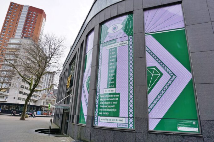 Aha! Dit betekent de tekst op de muur van het casino bij Beurs