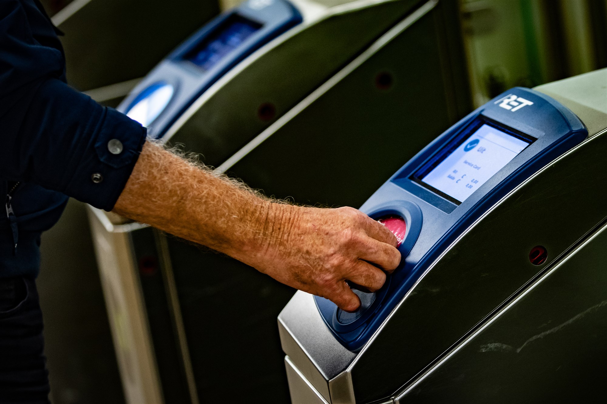 Chill! Je kunt vanaf nu ook met je bankpas inchecken in de metro - Oozo.nl