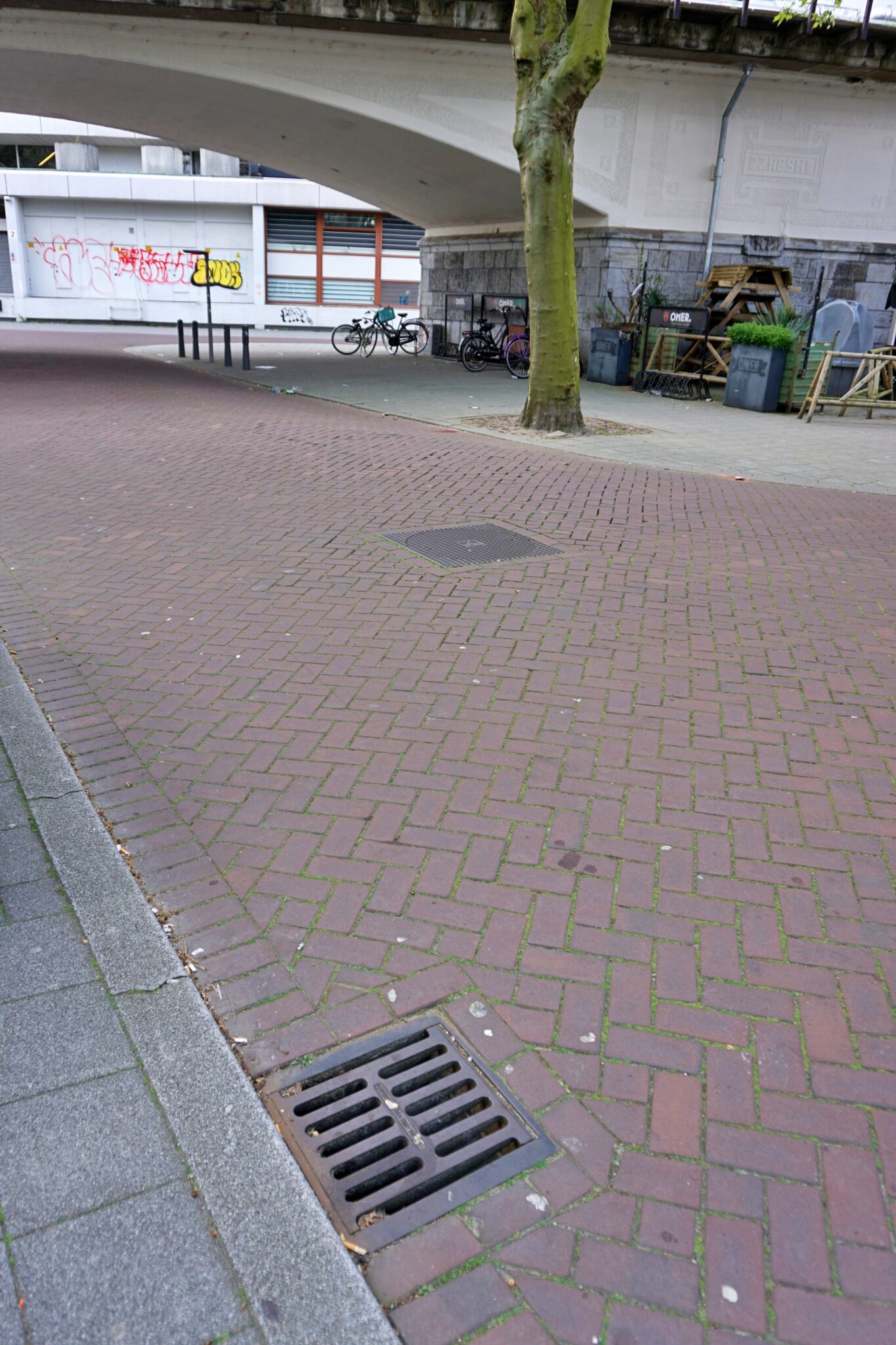 Weleens opgevallen? Hierom zijn er twee putten in één straat in Rotterdam