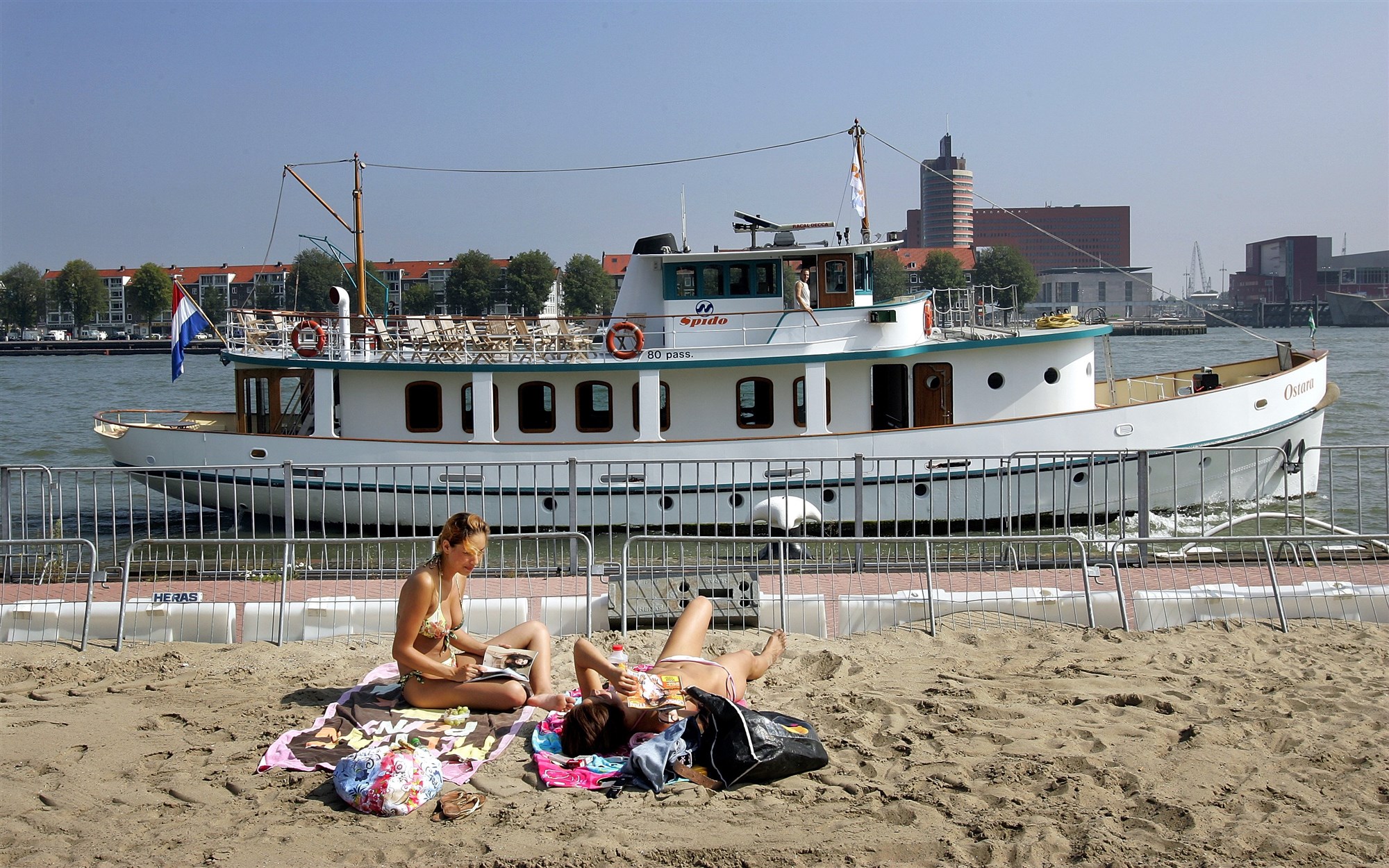 Rotterdam in 2004: chillen op het stadsstrand aan de Maas
