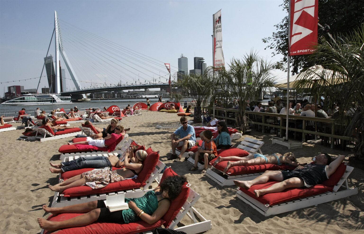 Rotterdam in 2004: chillen op het stadsstrand aan de Maas