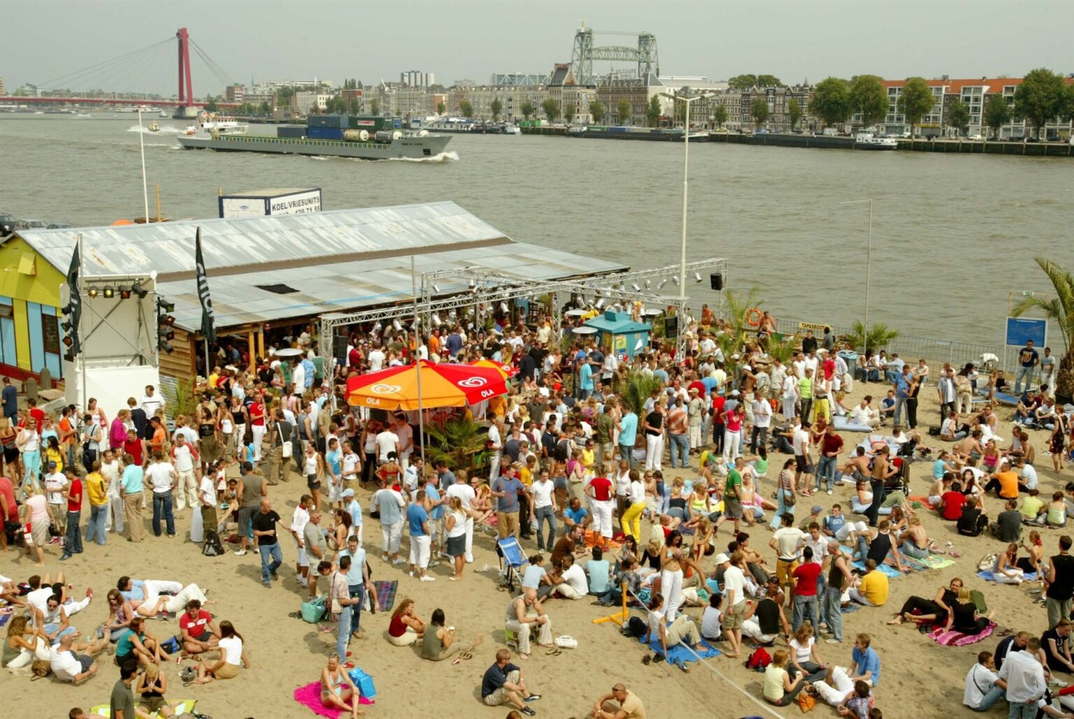 Rotterdam in 2004: chillen op het stadsstrand aan de Maas