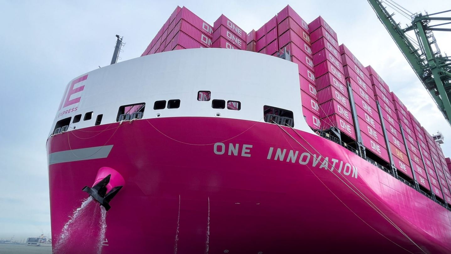Dit gigantische roze containerschip komt vandaag aan in Rotterdam