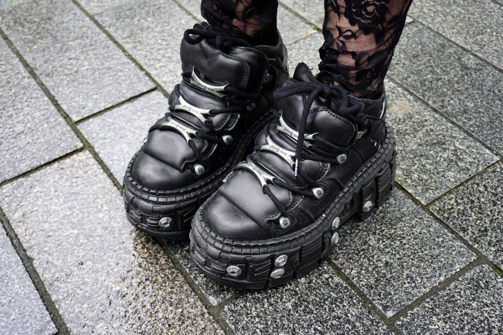 Gothic, grills en plateauzolen: dit is de stijl van Stijn en Rozhin