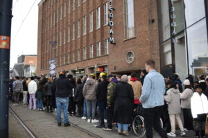 Onbeskoft! Chaos tijdens opening van Jandino's FC Kip in Rotterdam