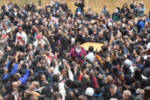 Onbeskoft! Chaos tijdens opening van Jandino's FC Kip in Rotterdam