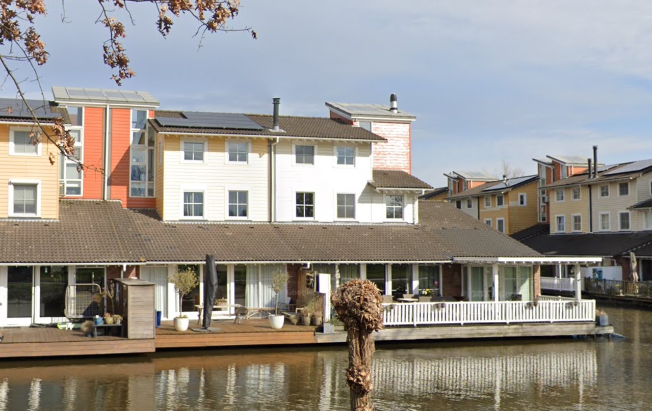 Funda-parel: dit houten huis langs de Rotte heeft een drijvend terras ...