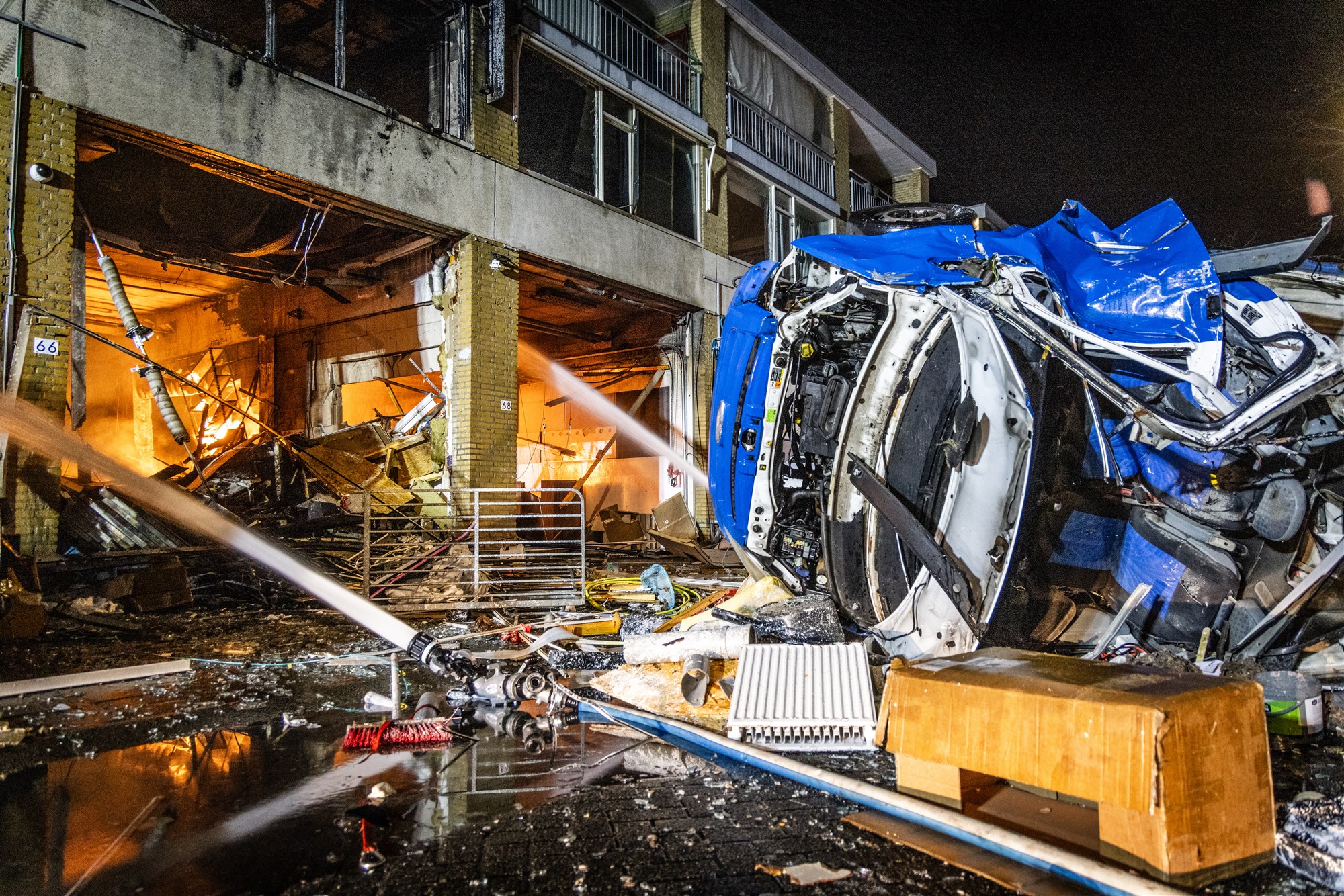 In beeld: drie mensen vermist en gebouw verwoest na grote explosie in ...