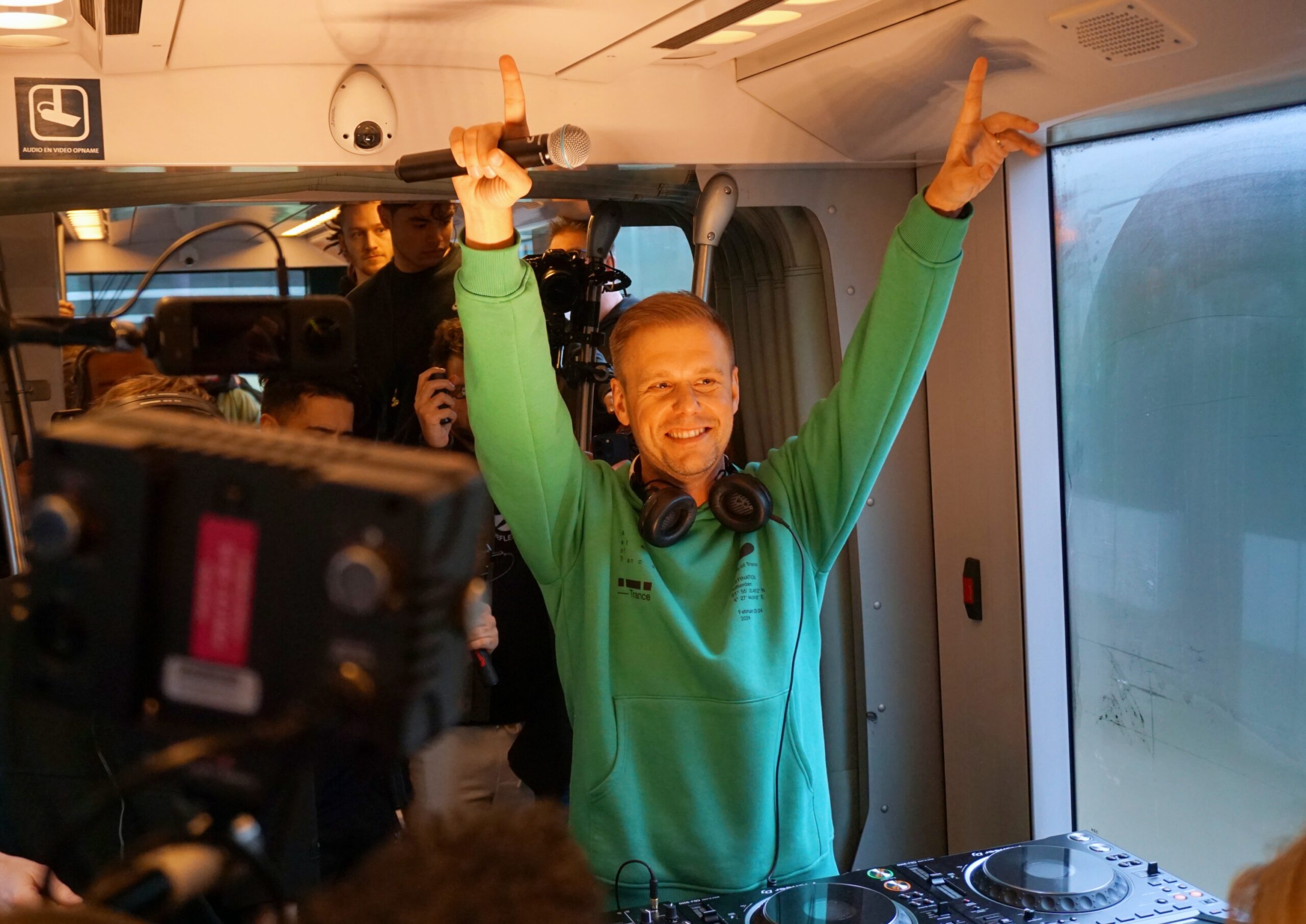 Woohoo! Armin van Buuren rijdt met een trance-tram door Rotterdam