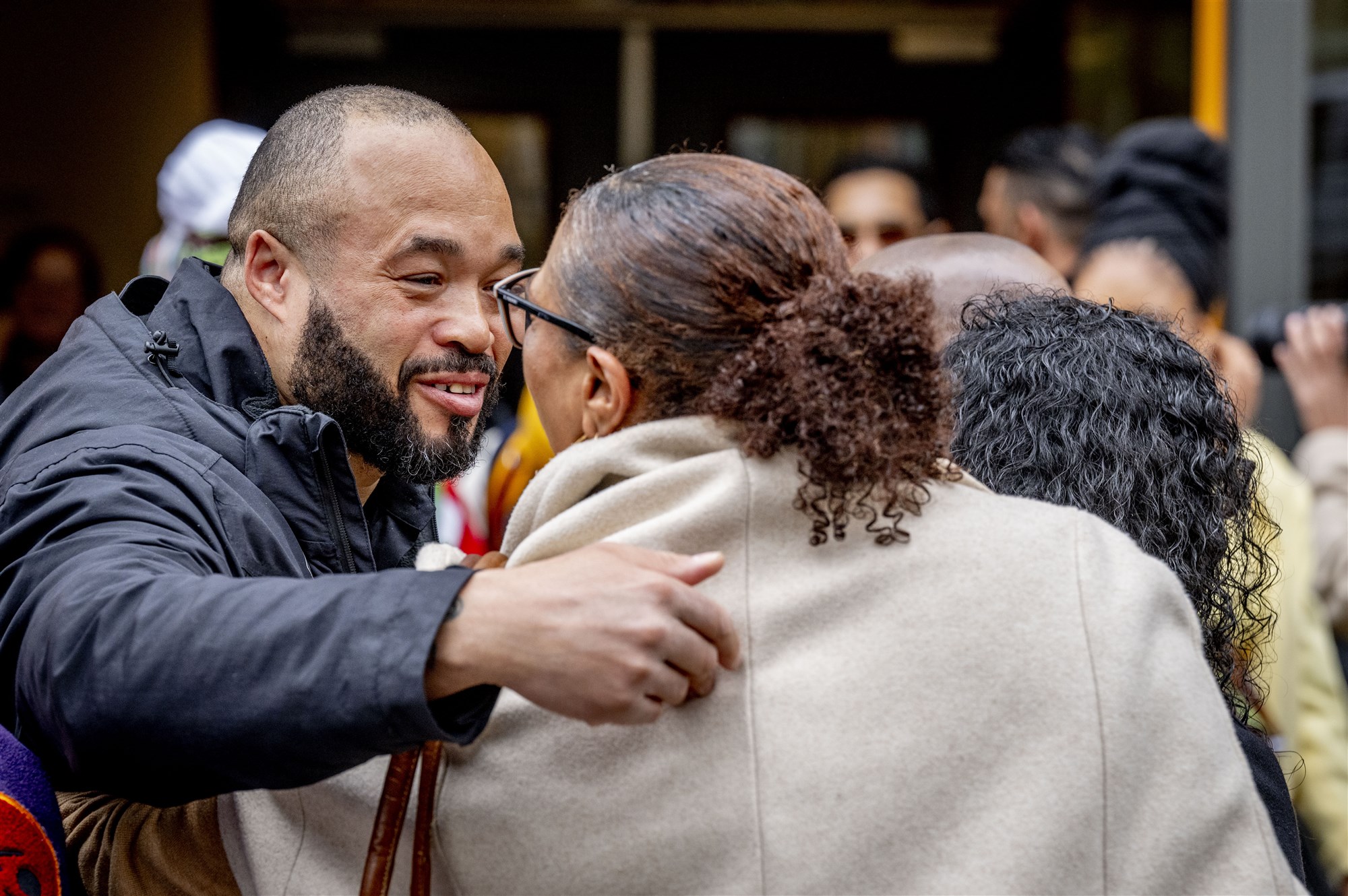 Surinaamse vlaggen en een brassband: indrukwekkende rouwstoet voor Def ...
