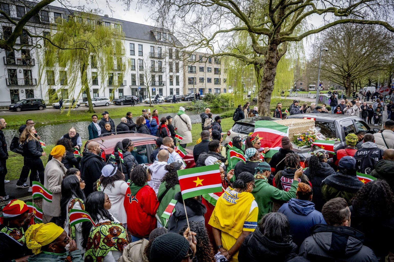 Surinaamse vlaggen en een brassband: indrukwekkende rouwstoet voor Def ...