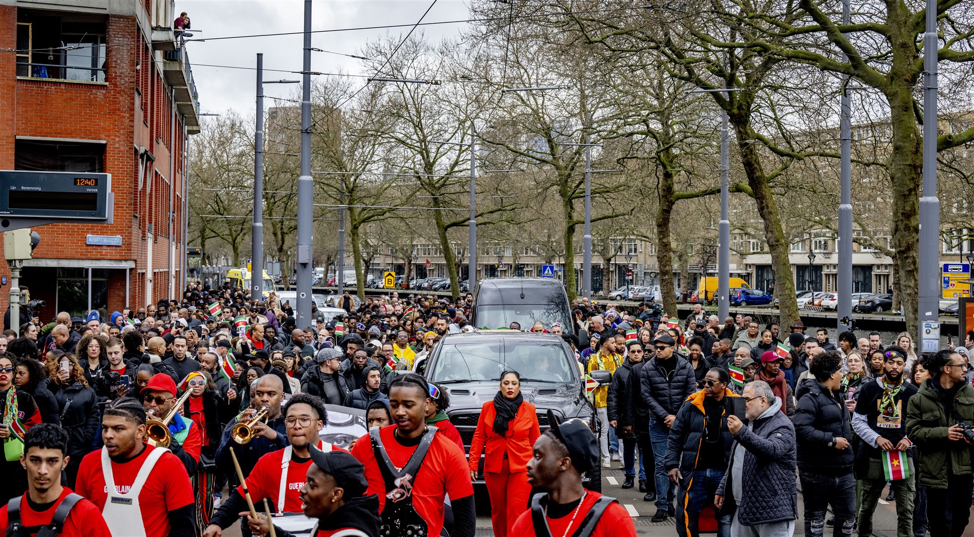 Surinaamse vlaggen en een brassband: indrukwekkende rouwstoet voor Def ...