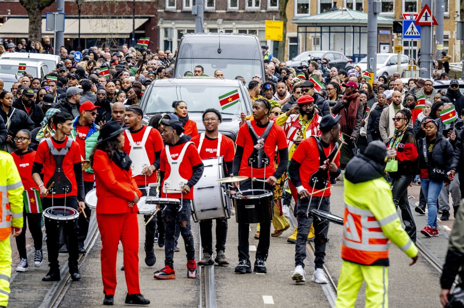 Surinaamse vlaggen en een brassband: indrukwekkende rouwstoet voor Def ...