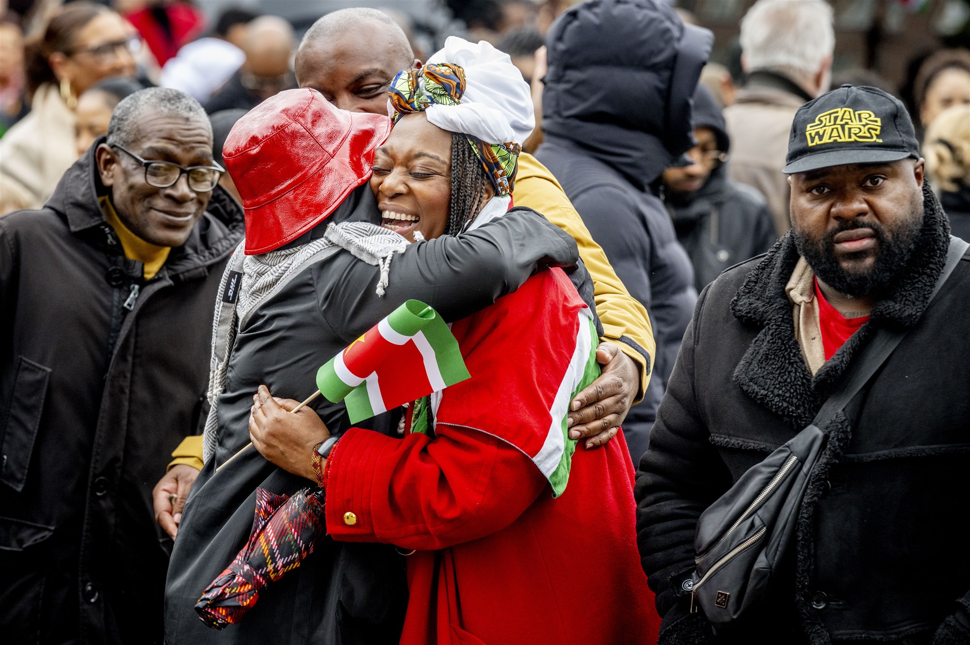 Surinaamse vlaggen en een brassband: indrukwekkende rouwstoet voor Def ...