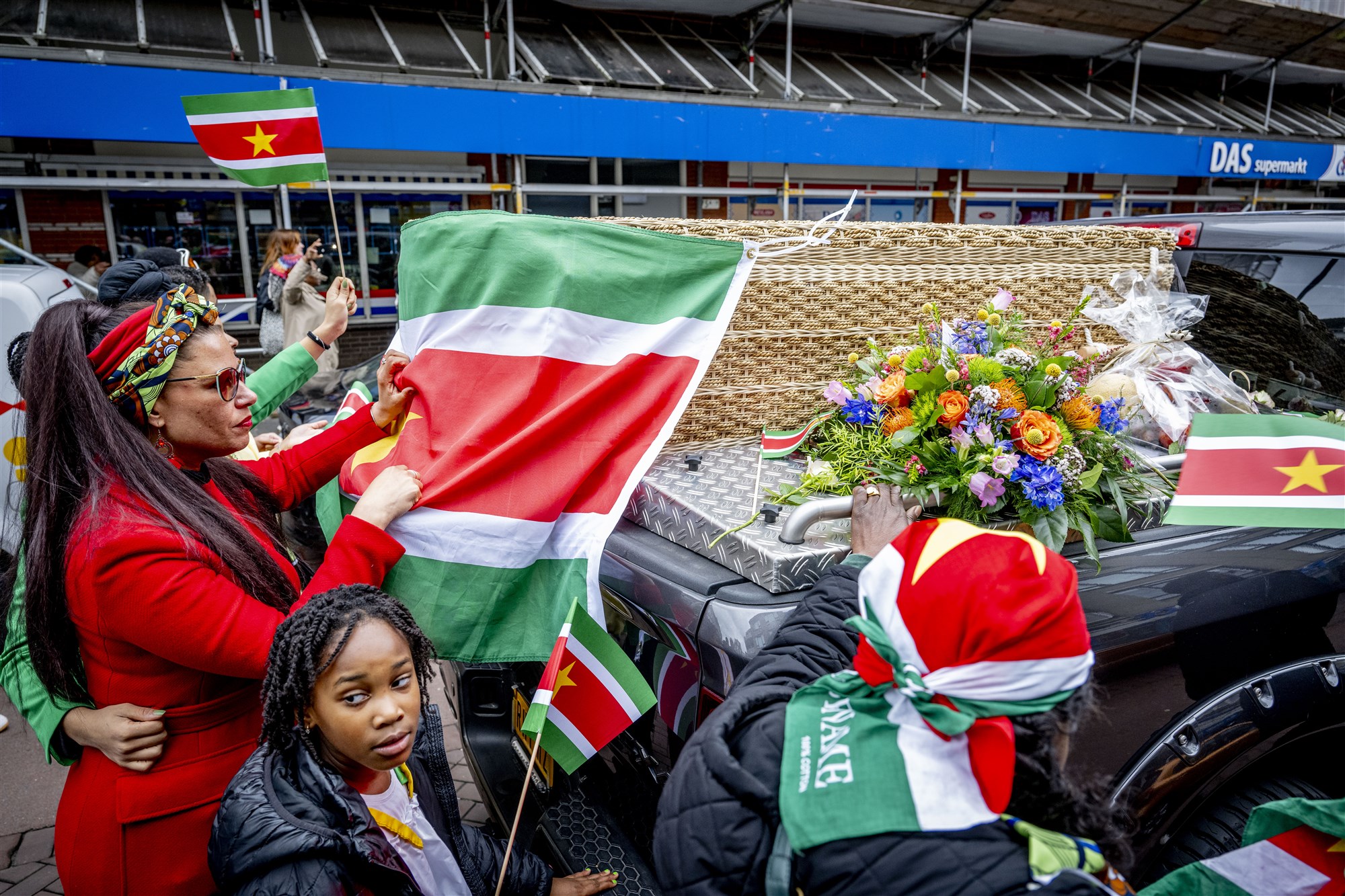 Surinaamse vlaggen en een brassband: indrukwekkende rouwstoet voor Def ...
