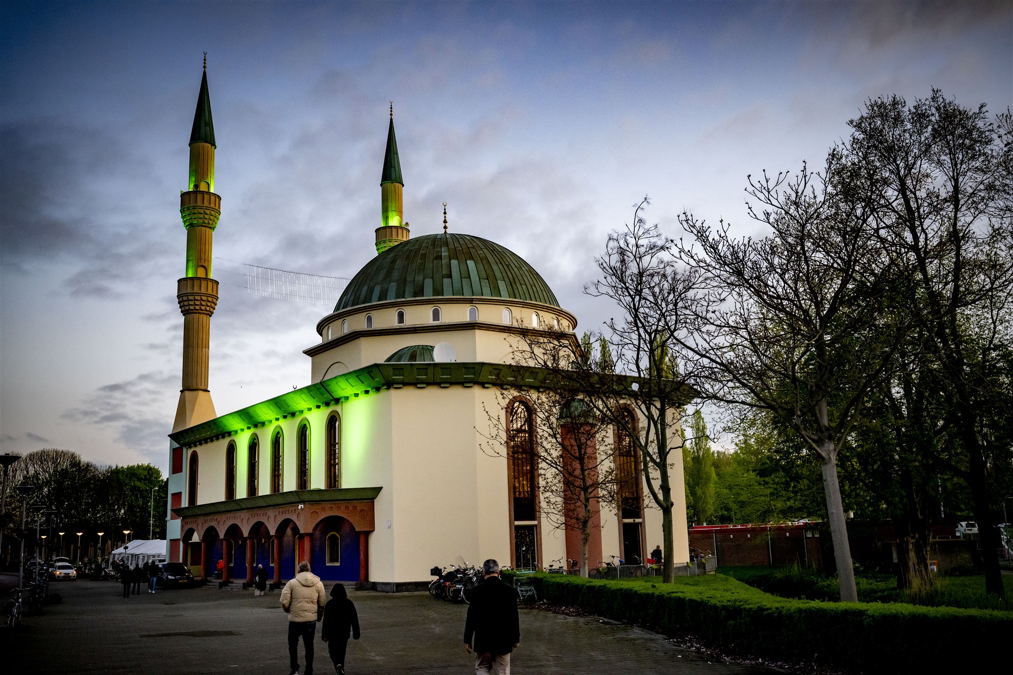Fotoreeks: drukte bij Mevlana Moskee in West voor het ochtendgebed