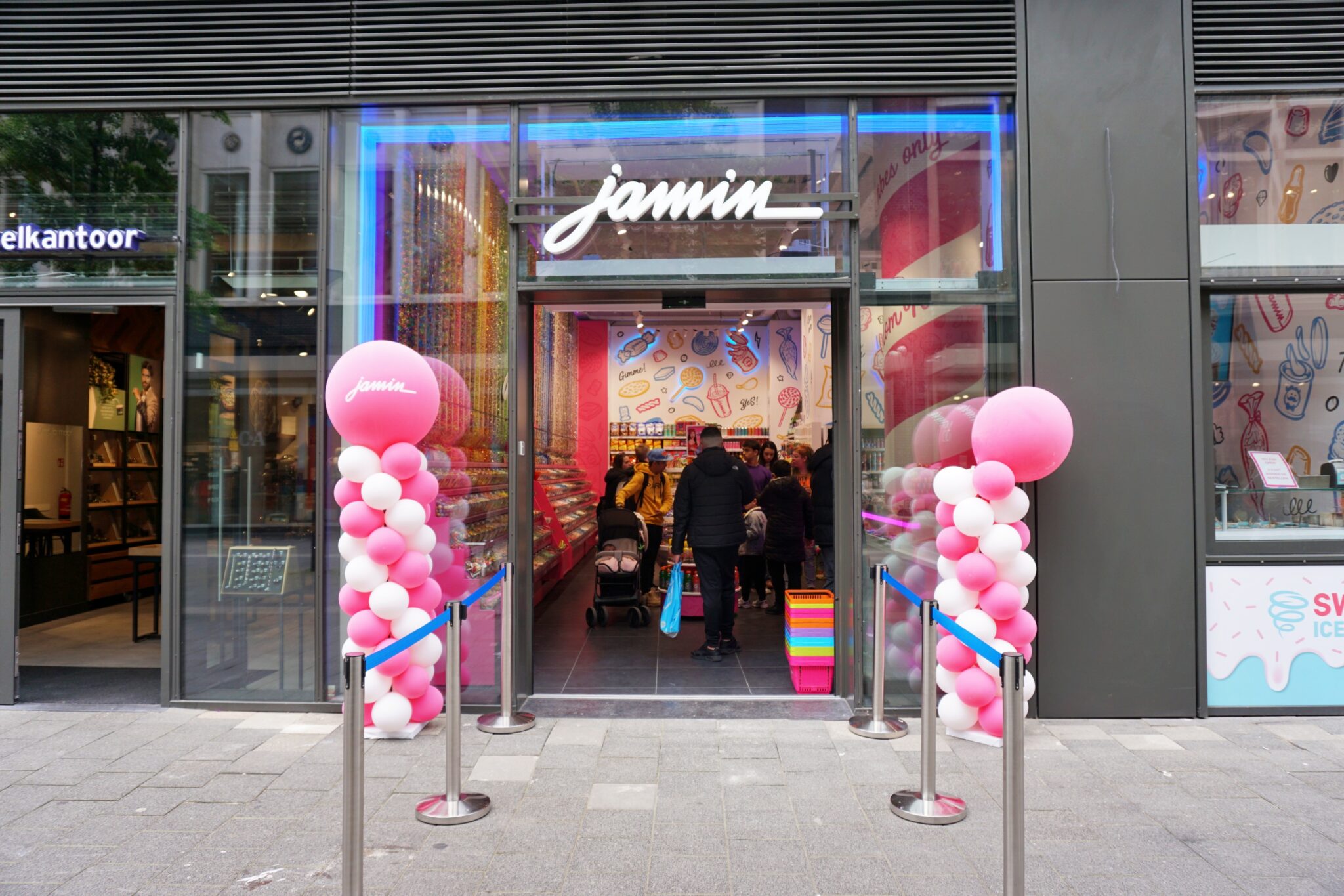 Hoogste snoepmuur van Nederland: binnenkijken in de nieuwe Jamin op de ...