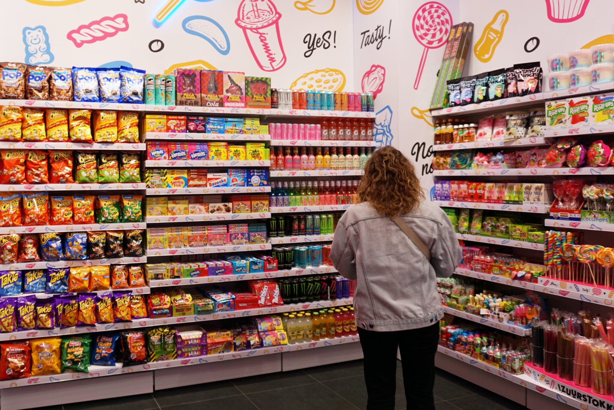 Hoogste snoepmuur van Nederland: binnenkijken in de nieuwe Jamin op de ...