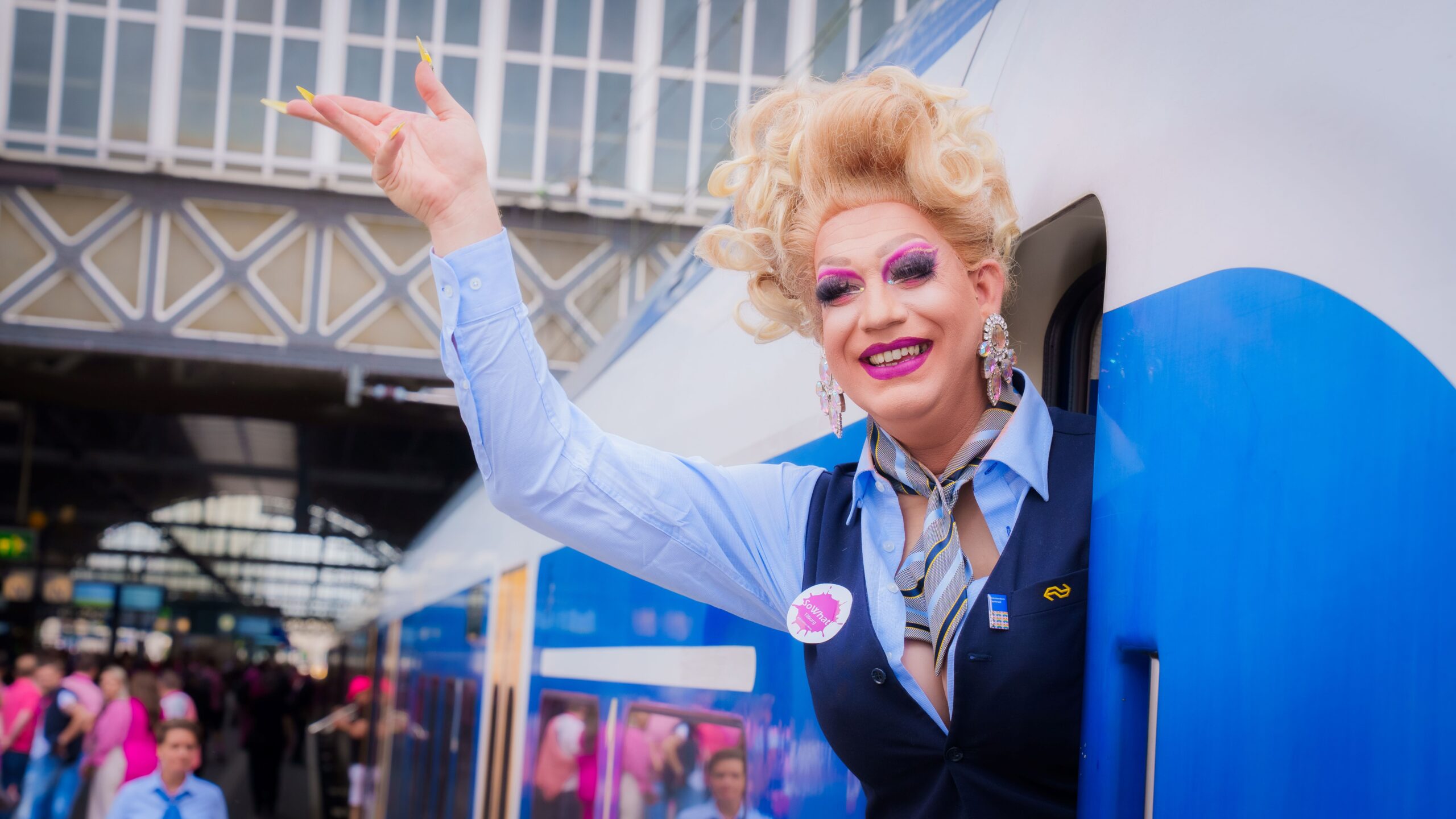 Dansen, dragqueens en make-up: NS vervoert je in stijl op Roze Maandag