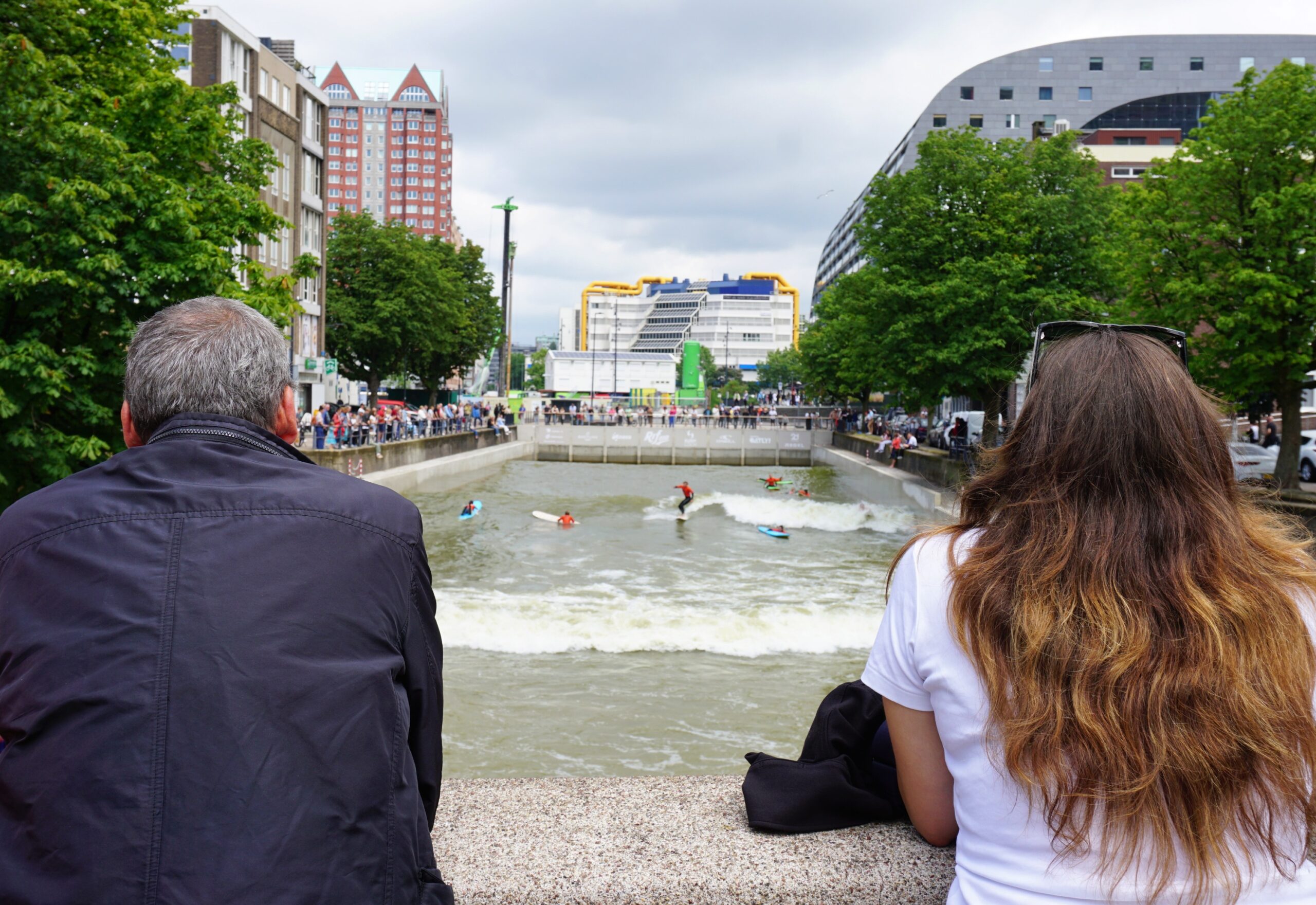 Zomer in Rotterdam: tientallen mensen genieten van surfspektakel RiF010