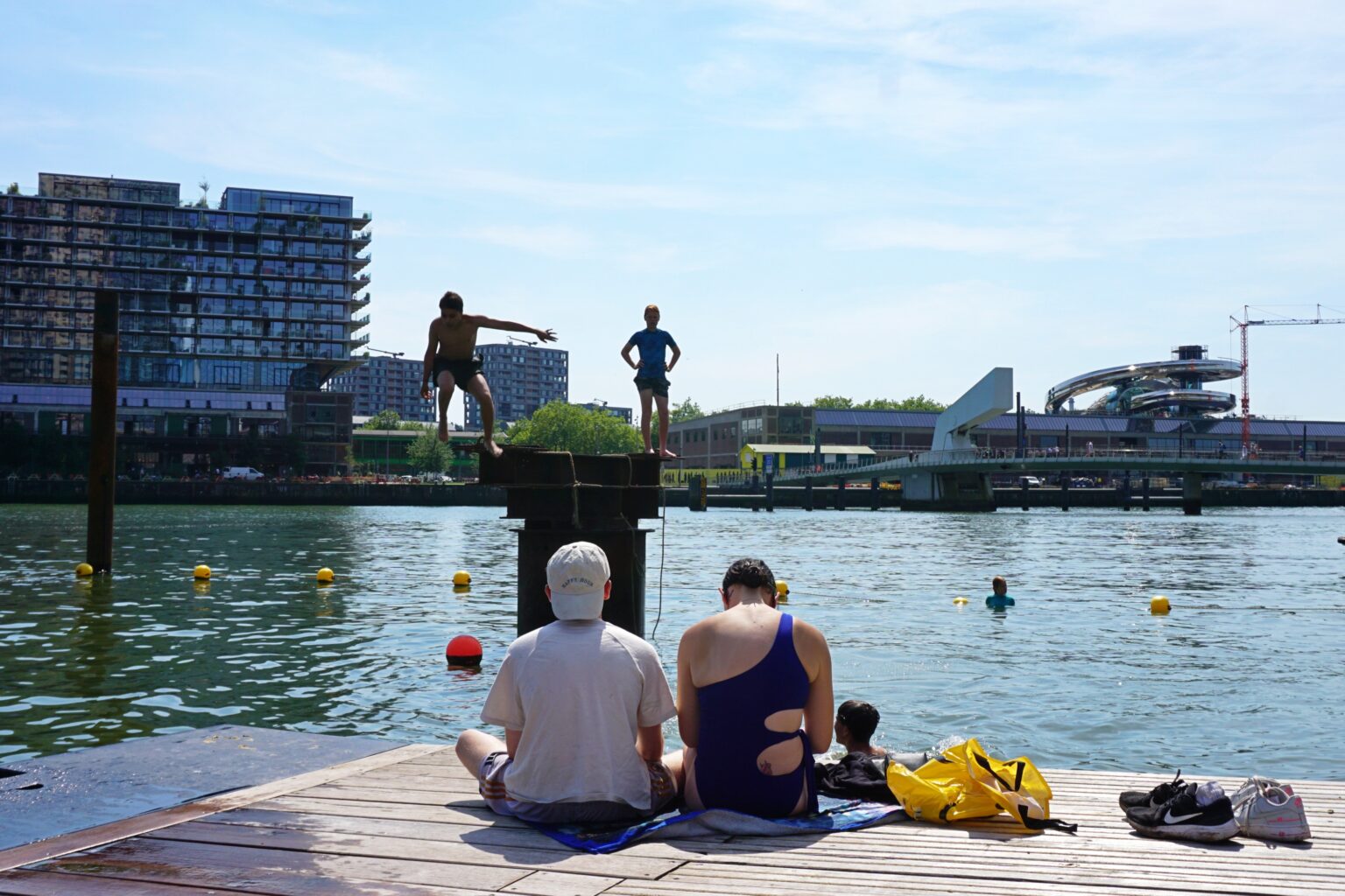 Zonnige beelden! De Rijnhaven is dé zwemspot van deze Rotterdamse zomer