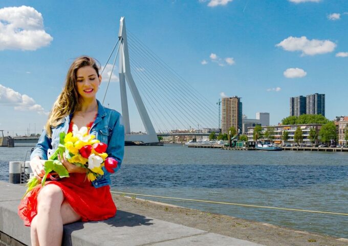 Rood-roze lucht boven Rotterdam: hier komt het door