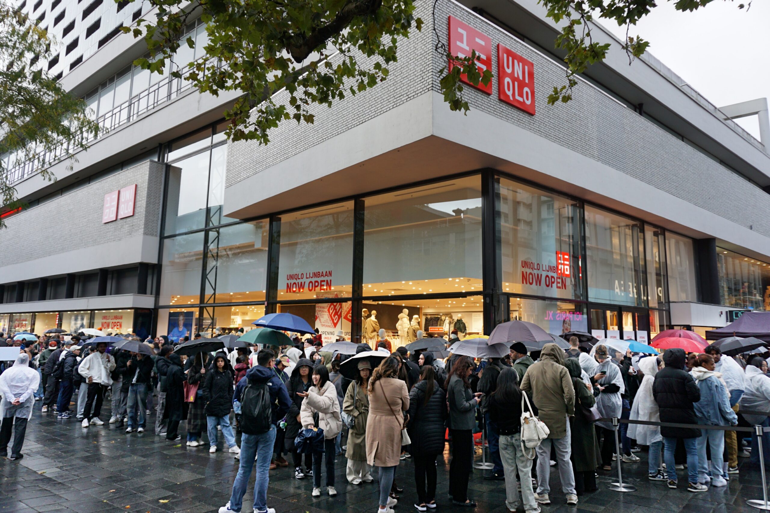 Grote drukte bij opening Uniqlo: 'We staan al sinds half 6 in de rij'