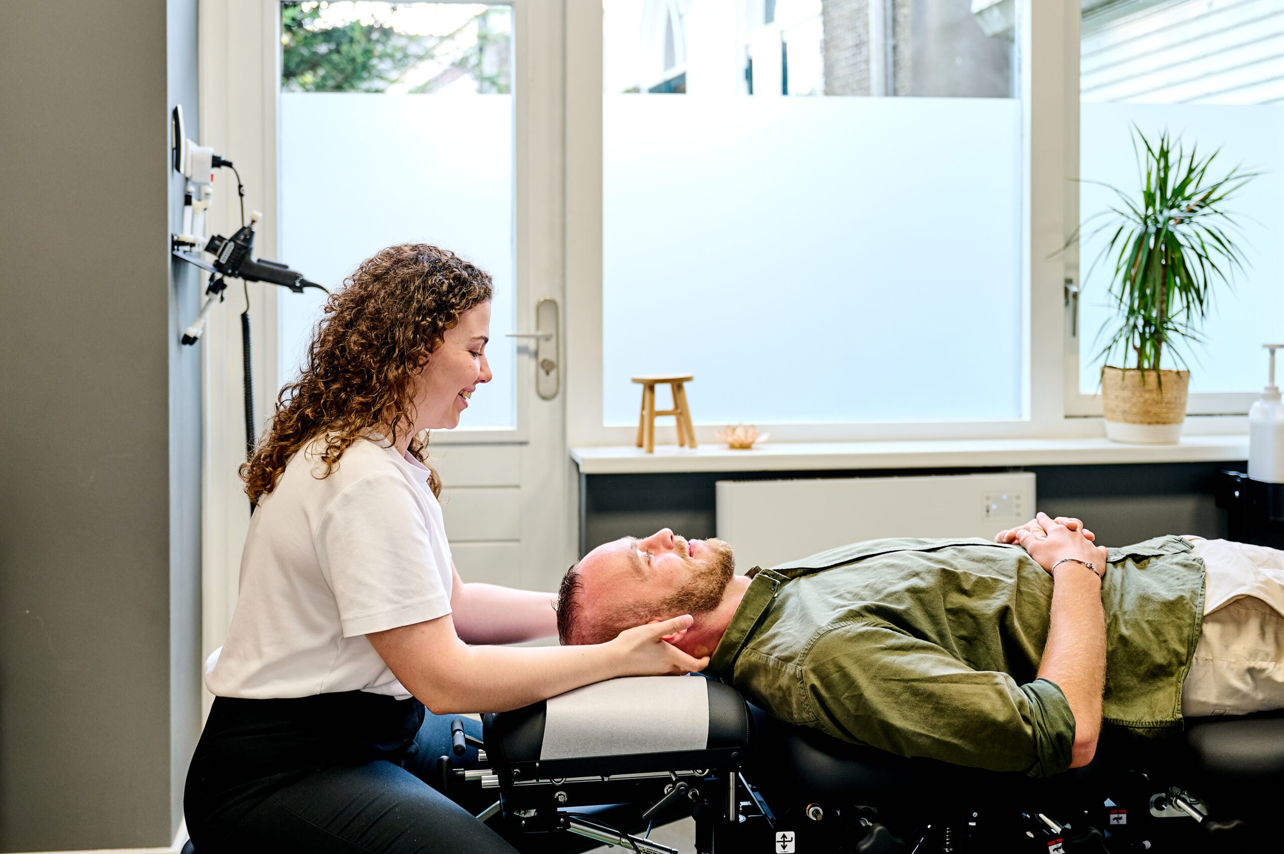 Pijn in je rug, nek of schouders? Ontdek waarom deze behandelaar de ...