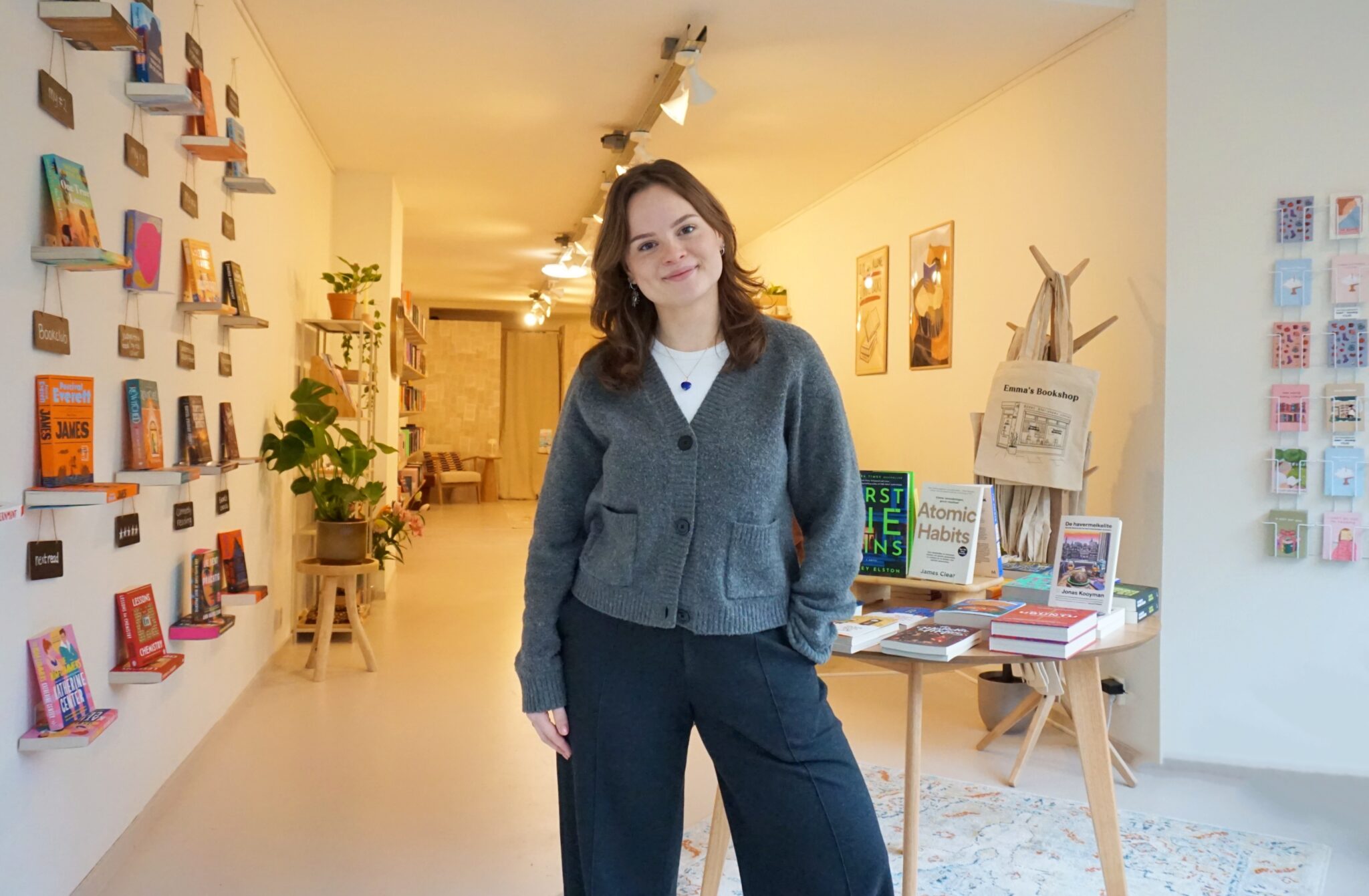 Emma (25) begon met vloggen en heeft nu haar eigen boekenwinkel in Noord