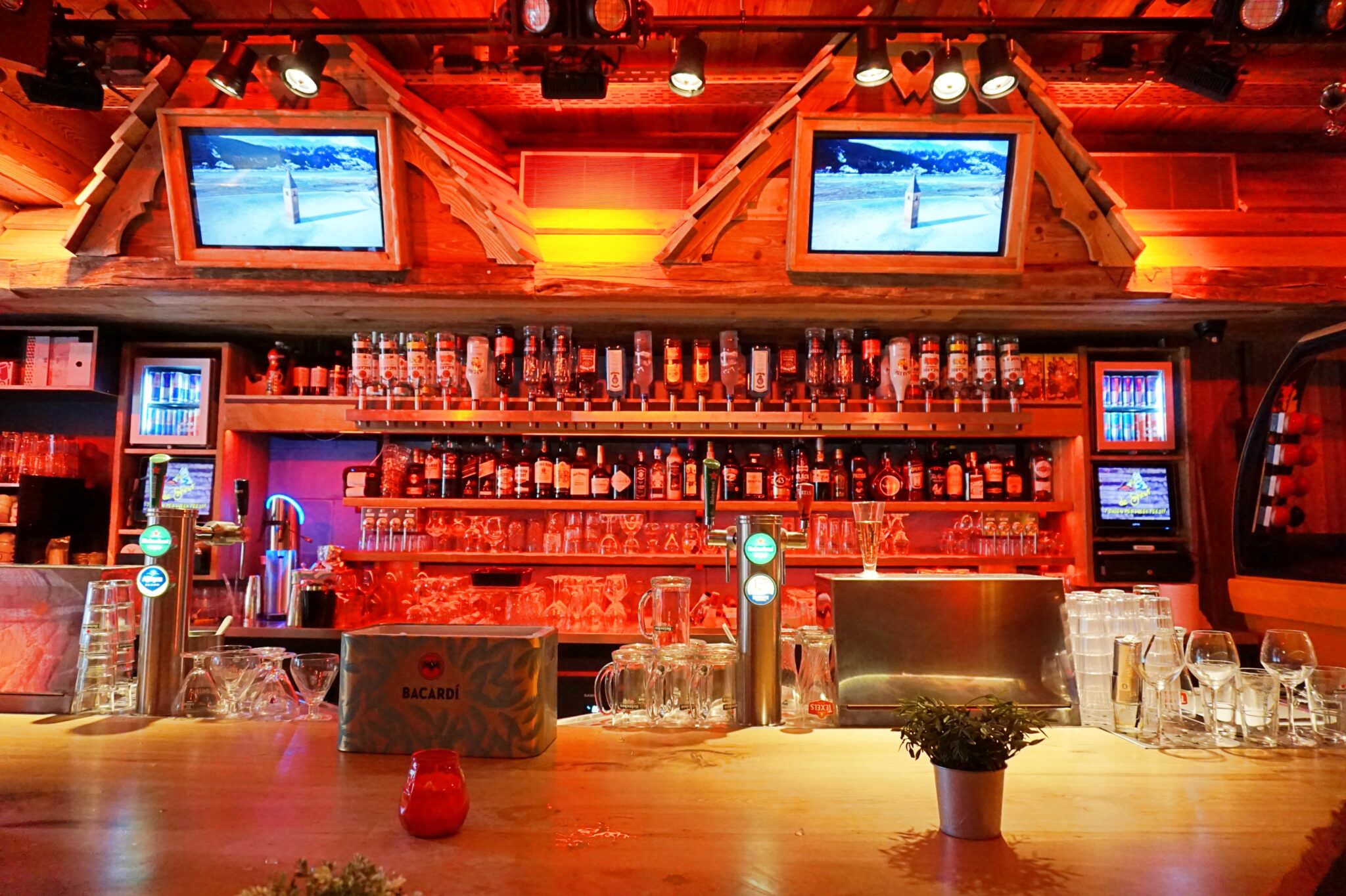 Binnenkijken: zo ziet de gloednieuwe Après Skihut eruit