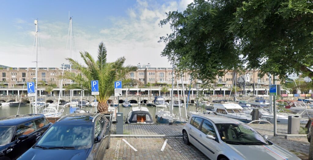 En we hebben een woonboot: deze Rotterdamse schuit staat te koop