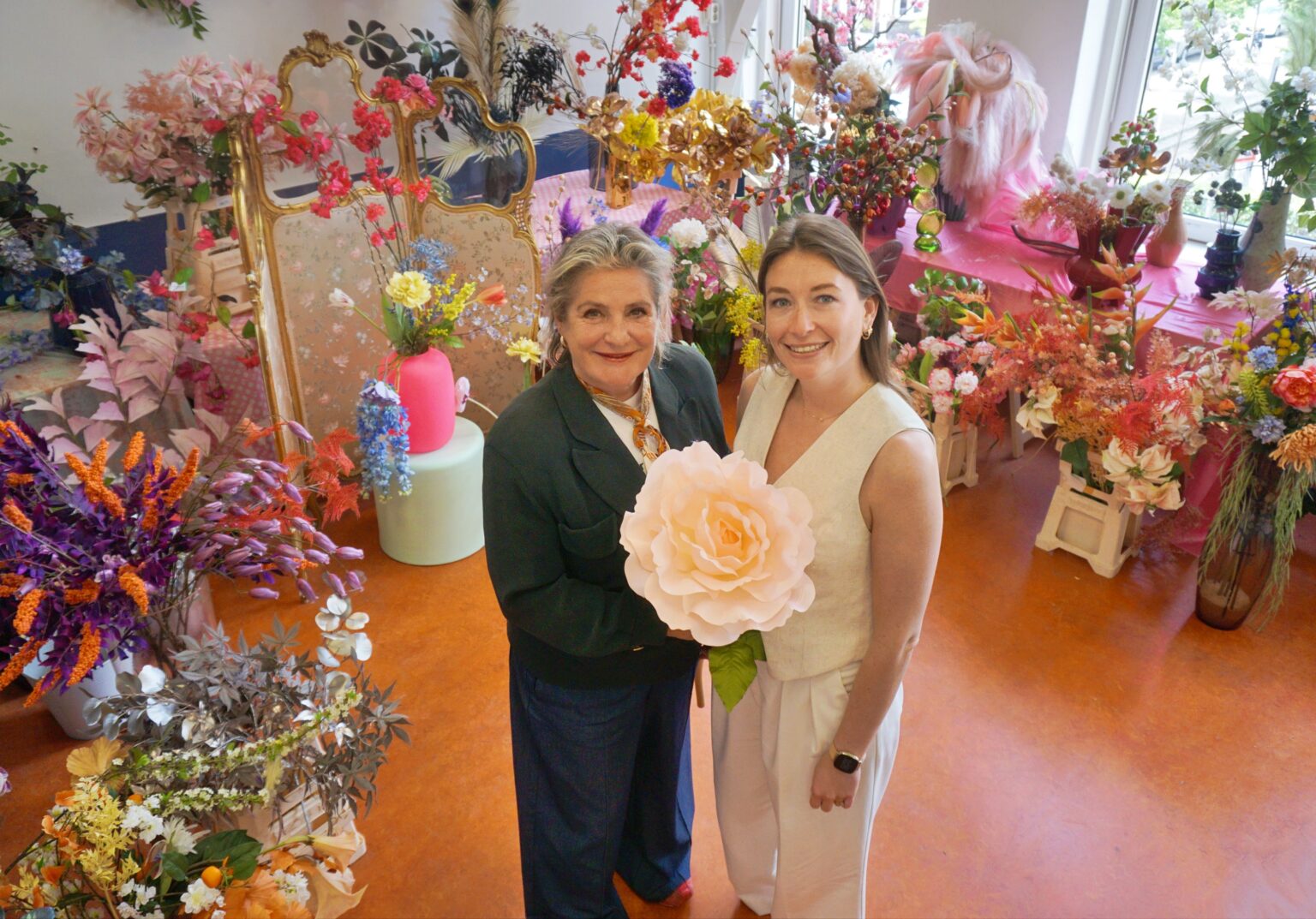 Karin en Anne hebben een atelier vol zijden bloemen: 'Verstopt in een ...