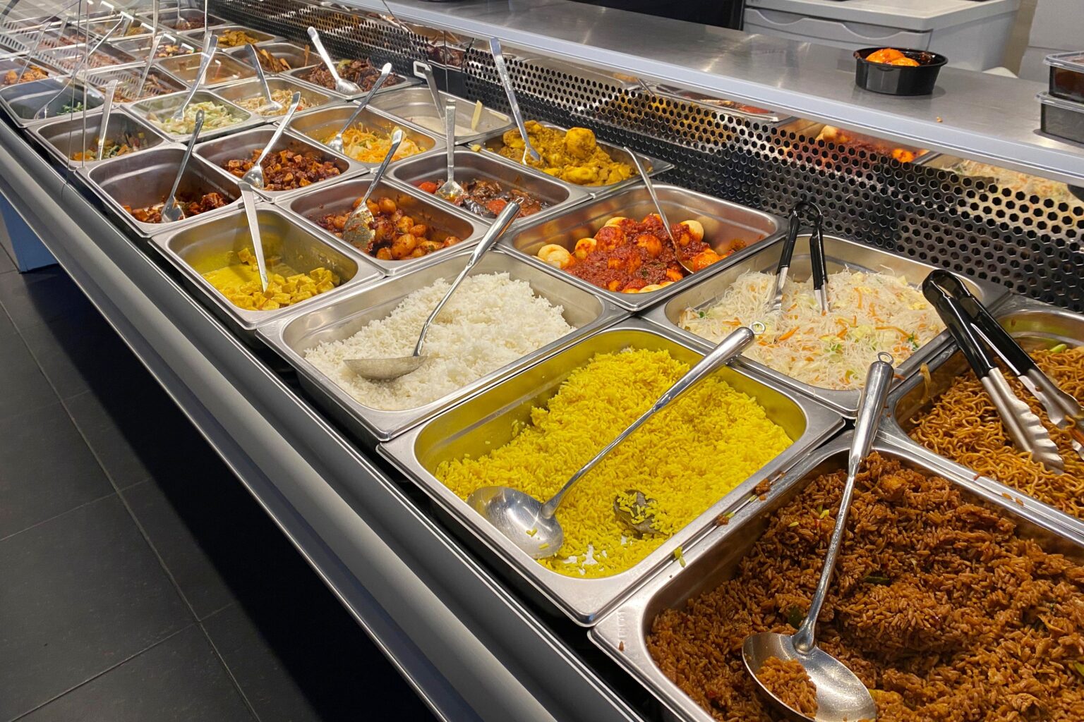 Bij deze Indonesische toko bestel je een menu voor nog geen 12 euro