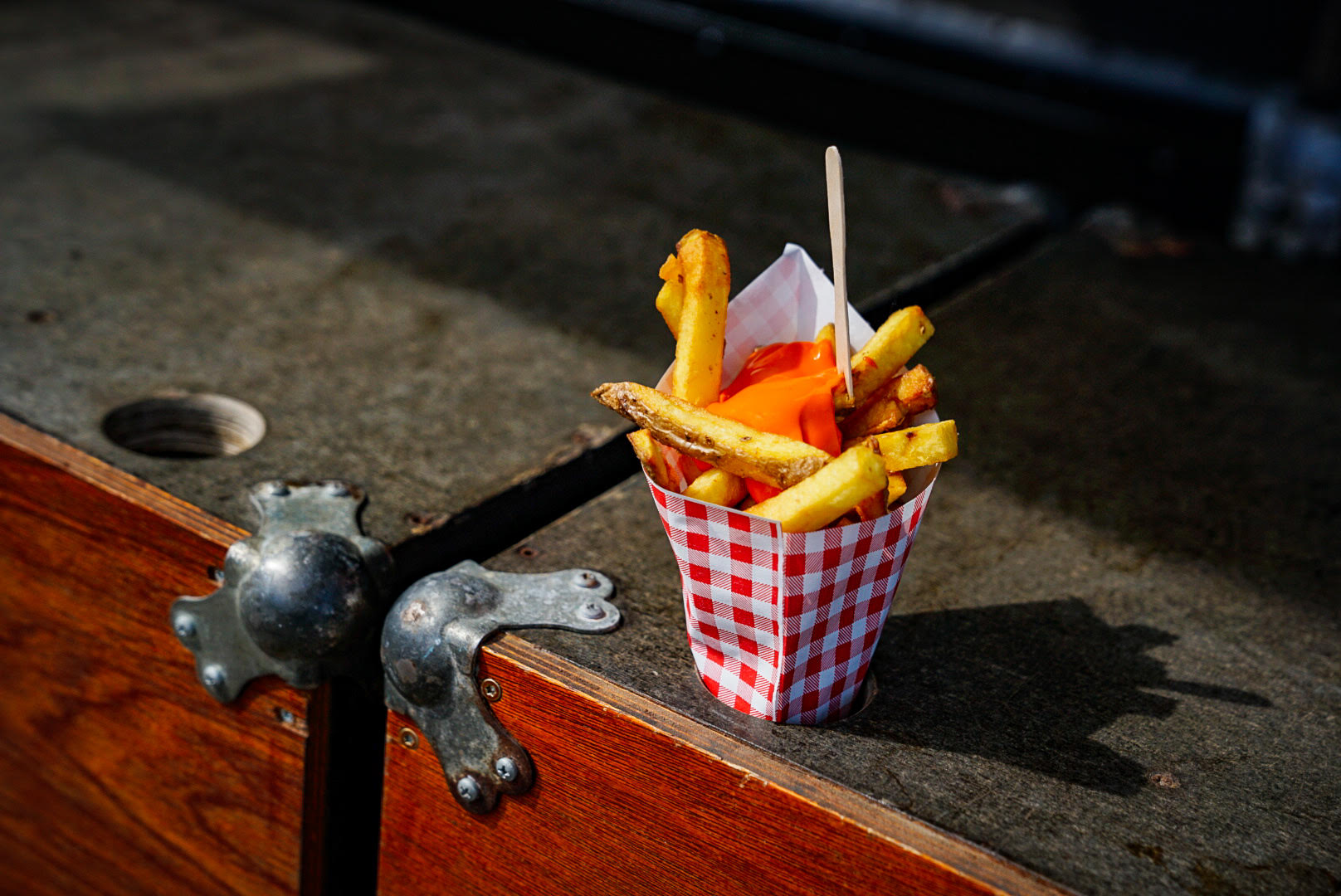 Joerie van Fritèz rijdt op Koningsdag door Schiedam en bakt gratis ...