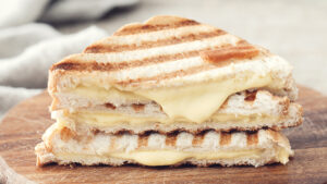 Nieuw! Patrick heeft een natuurwijn- en champagnebar in een oude fabriek