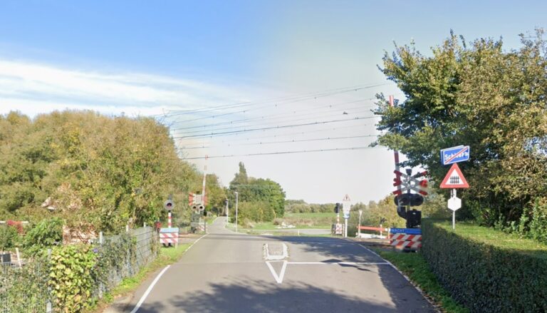 Aha! Daarom staan de overwegbomen bij de Kandelaarweg scheef