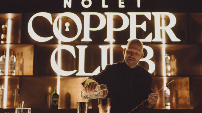 Nieuw! Patrick heeft een natuurwijn- en champagnebar in een oude fabriek